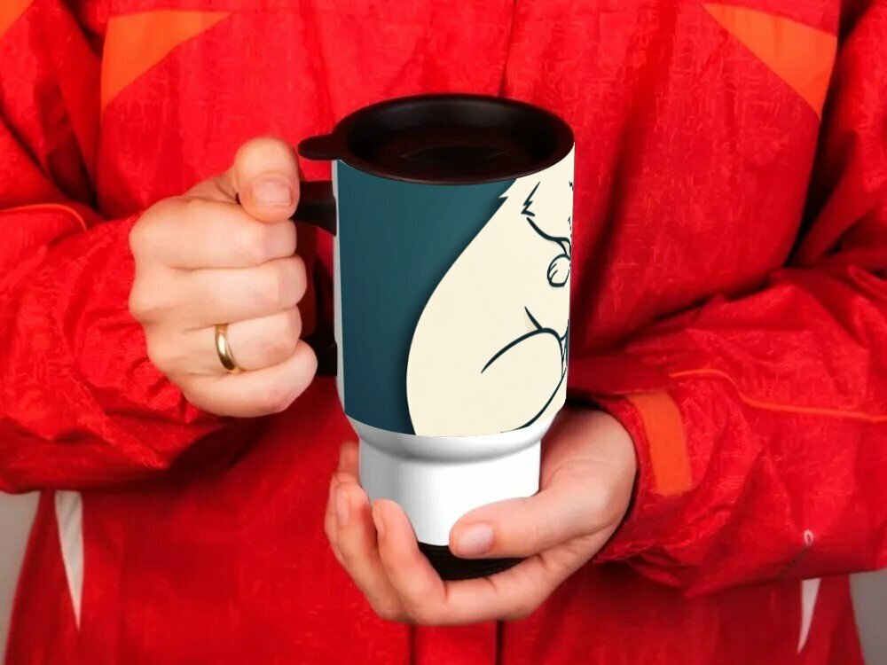 Тремокружка для авто с принтом "Два лисенка в объятиях. Милые рыжие зверьки, свернувшиеся в тесные объятия, в минималистичной векторной манере. Мягкие кремовые тона на." 0.5 л.