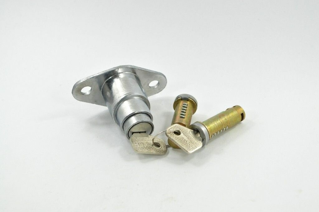 Личинки ВАЗ 2106 в сборе с замком багажника