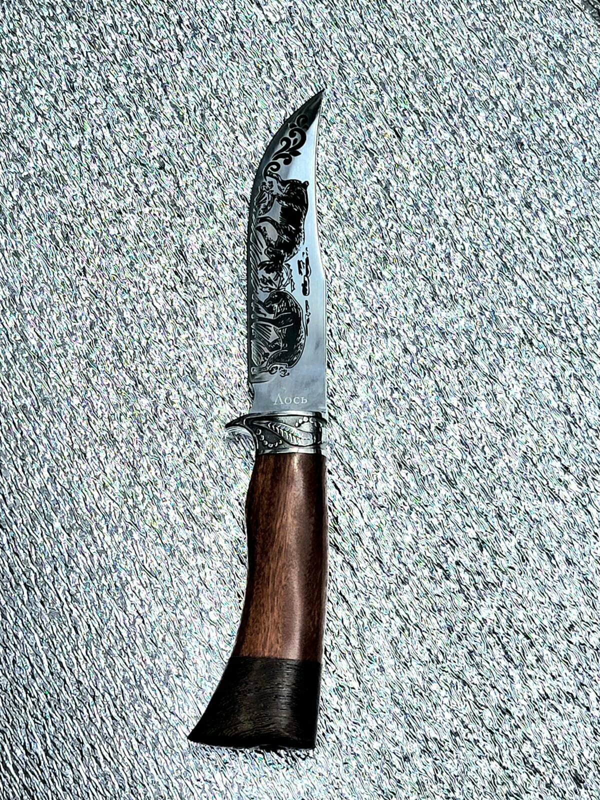 Нож туристический , разделочный лось ( ручка дерево ) в чехле ножнах .