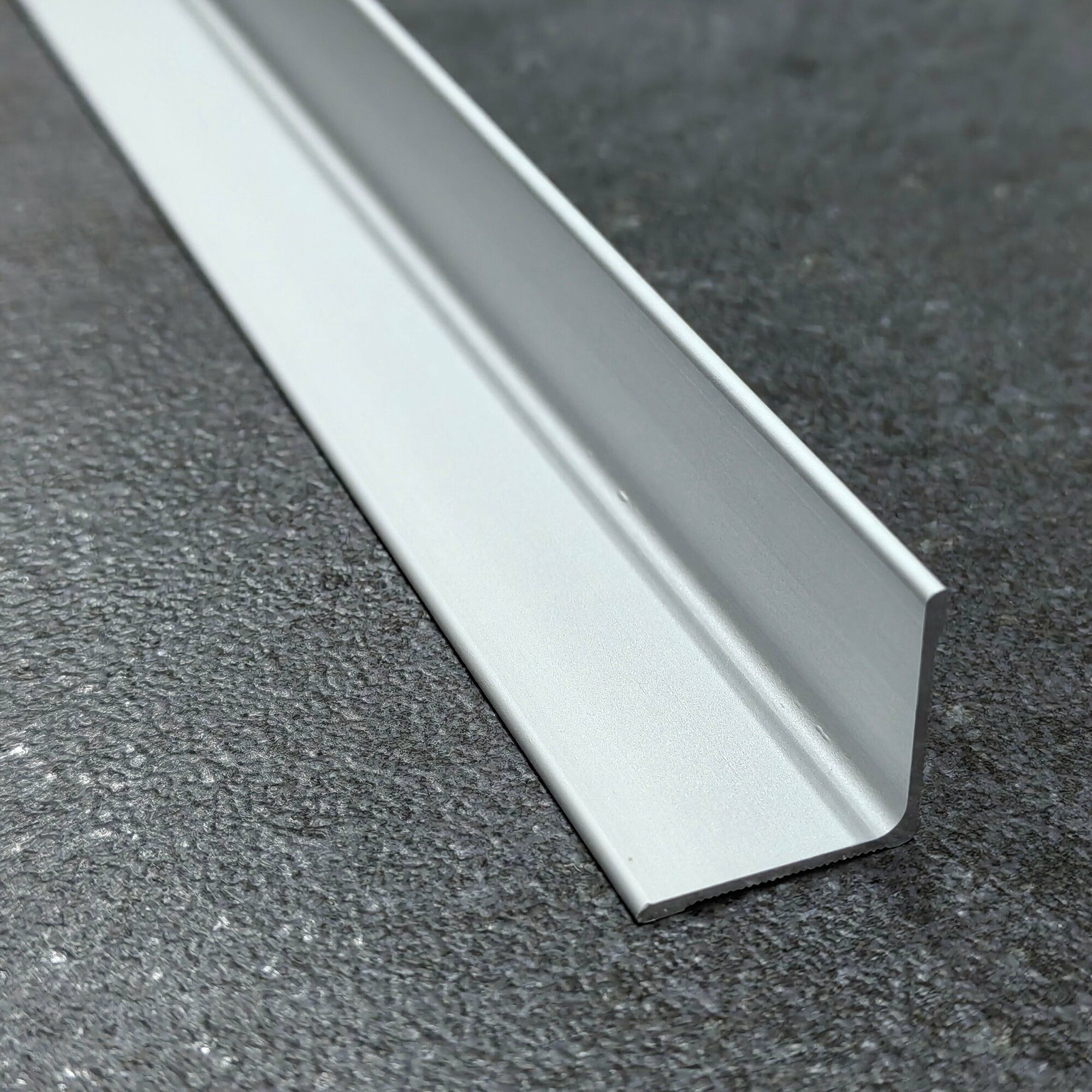 Угол внутренний 18х18мм 2,7м анодированный алюминий серебро матовое