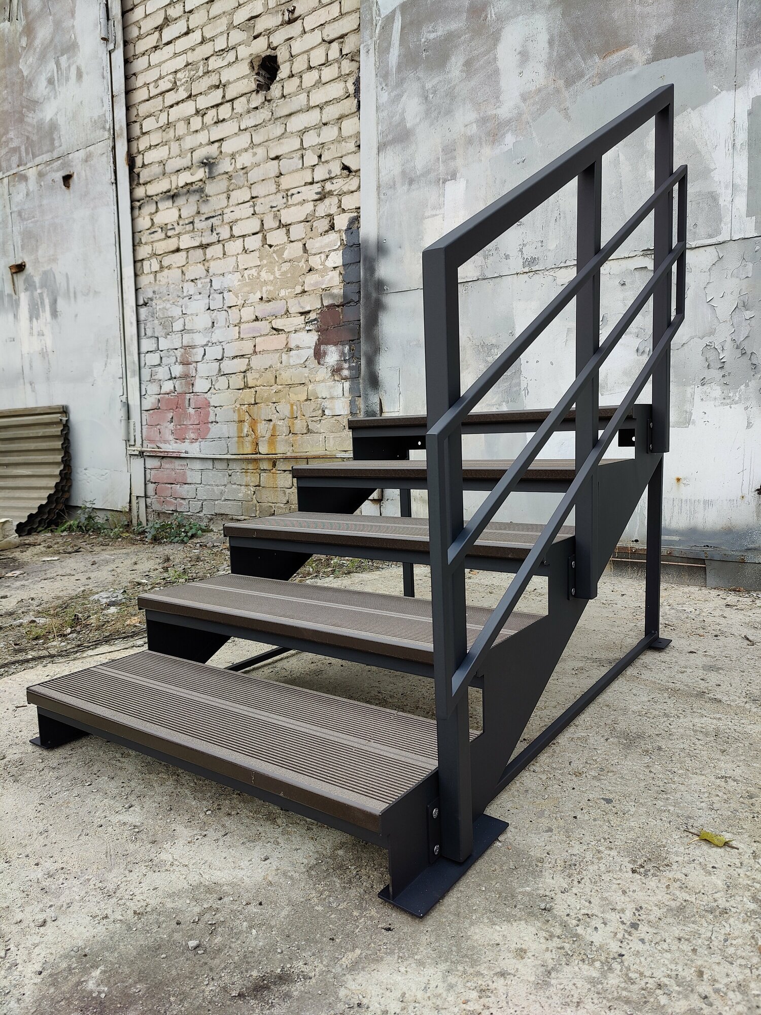 Лестница-крыльцо с ступенями ДПК,5 ступеней, ограждения справа