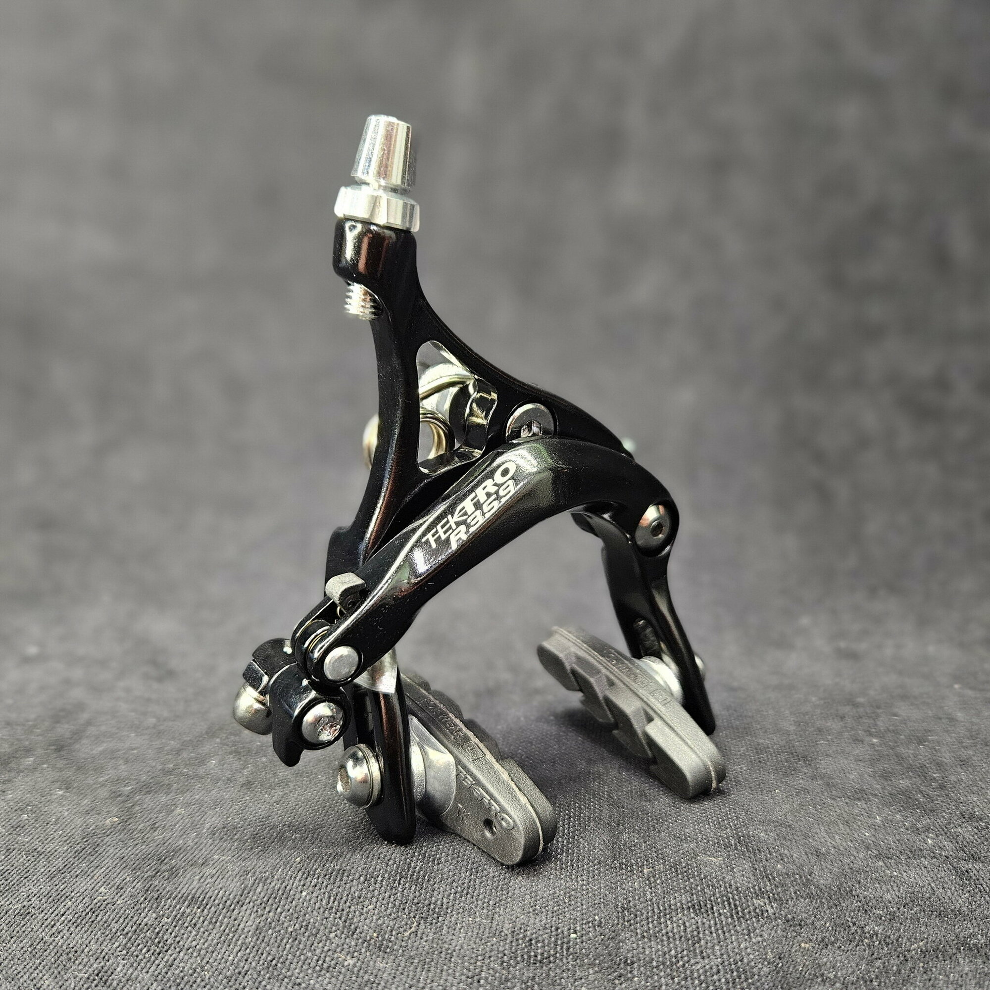 Тормоз задний (клещевой) Tektro R359, reach 47-59 мм, шоссе, черный