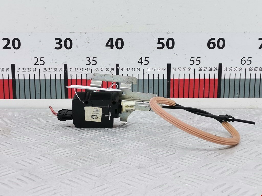 Сервопривод (электропривод моторчик привода) лючка бензобака Land Rover Discovery 3 FSG500030 арт. 2006254