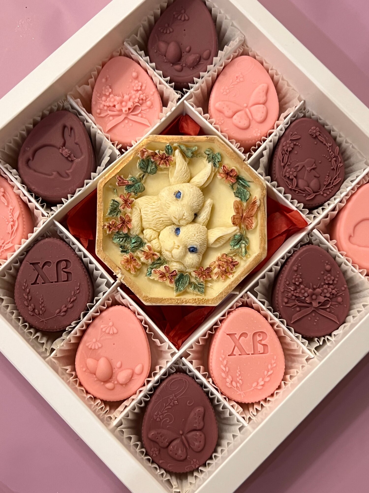 Шоколадные яйца "Набор №65- 12 яйц и кролики" , белый шоколад, ручная работа