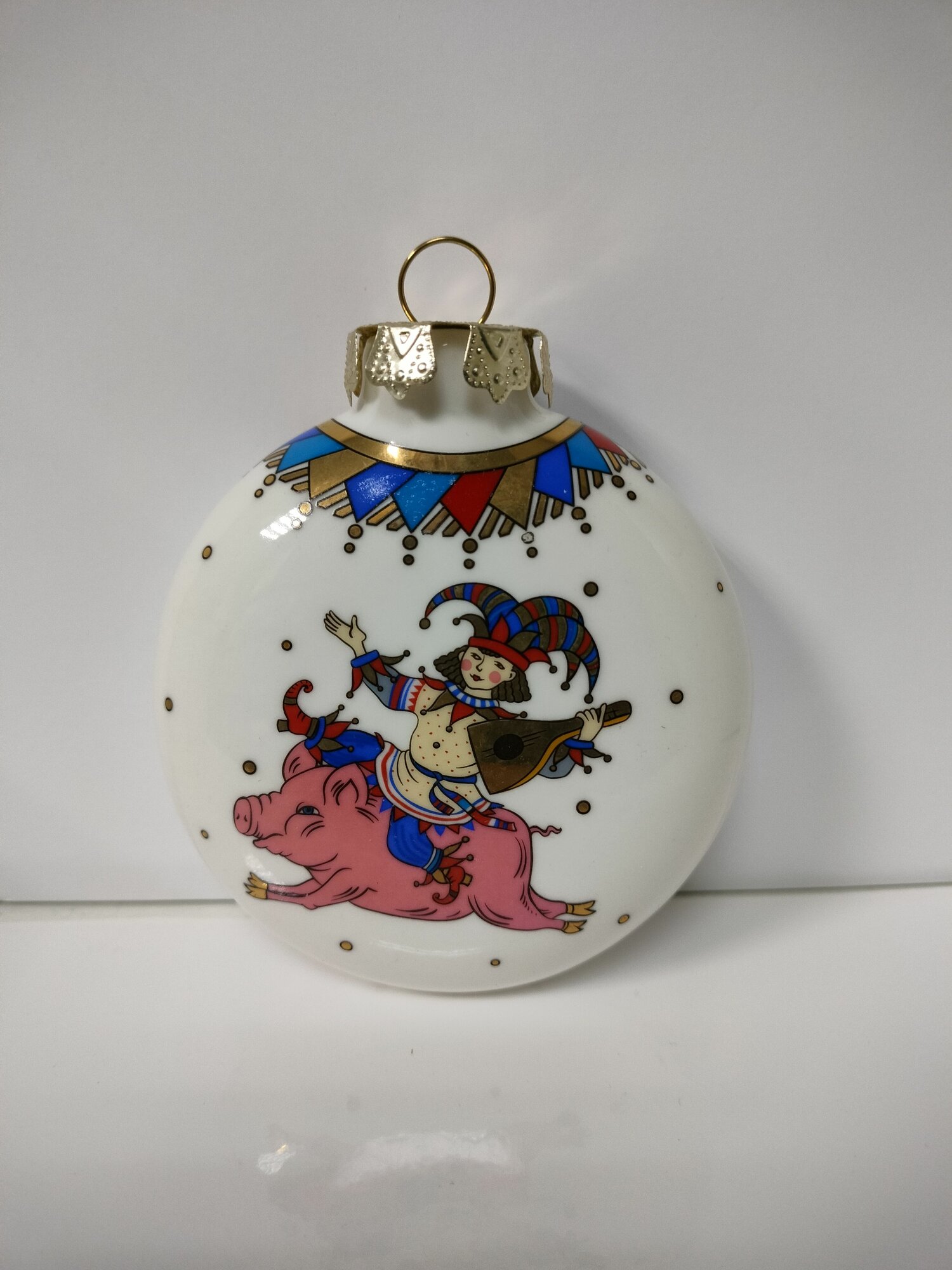 Медальон фарфоровый елочная игрушка Ярмарка (на поросенке). Авторская работа Россия.