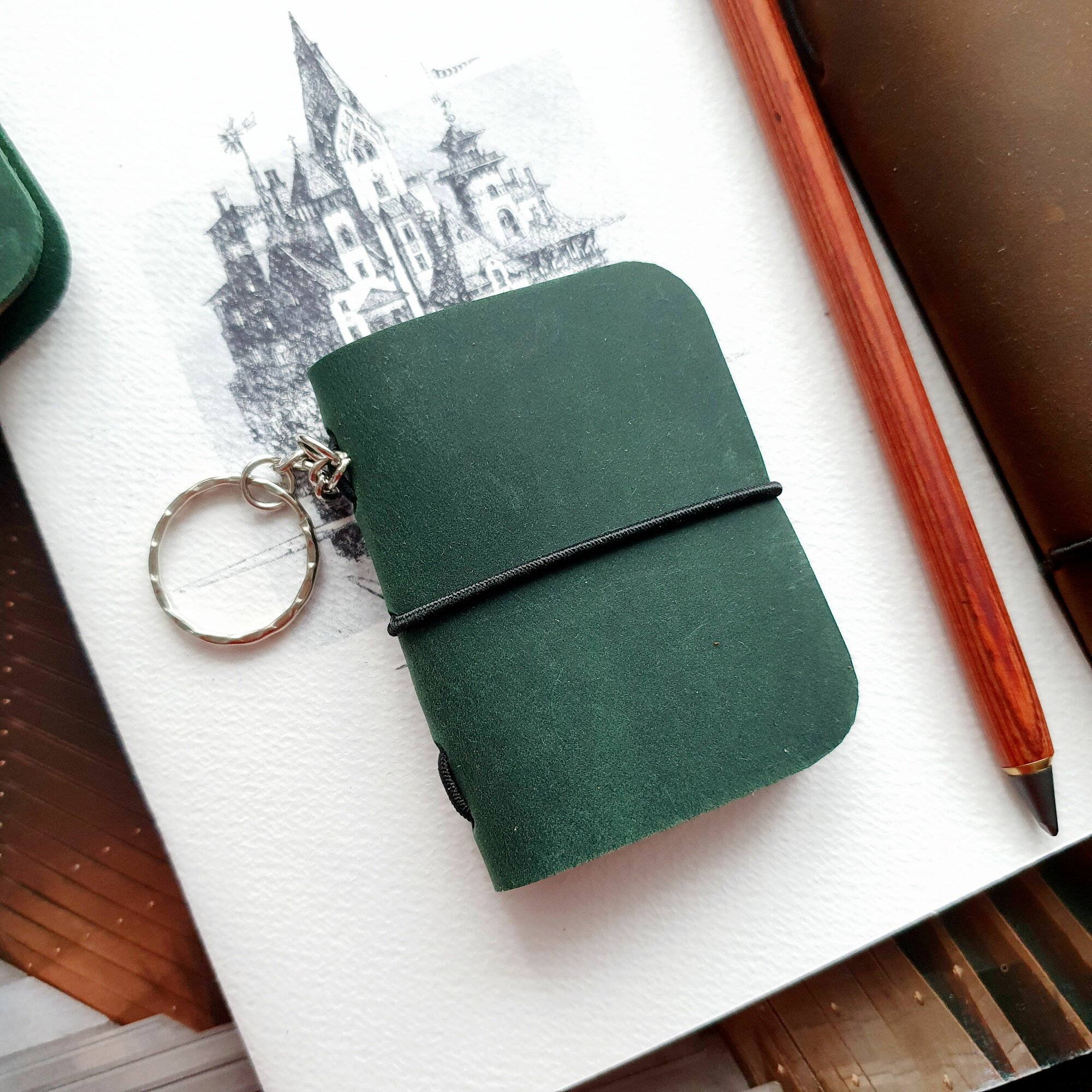 Кожаный блокнот А8 (6х7,5см) на цепочке с кольцом