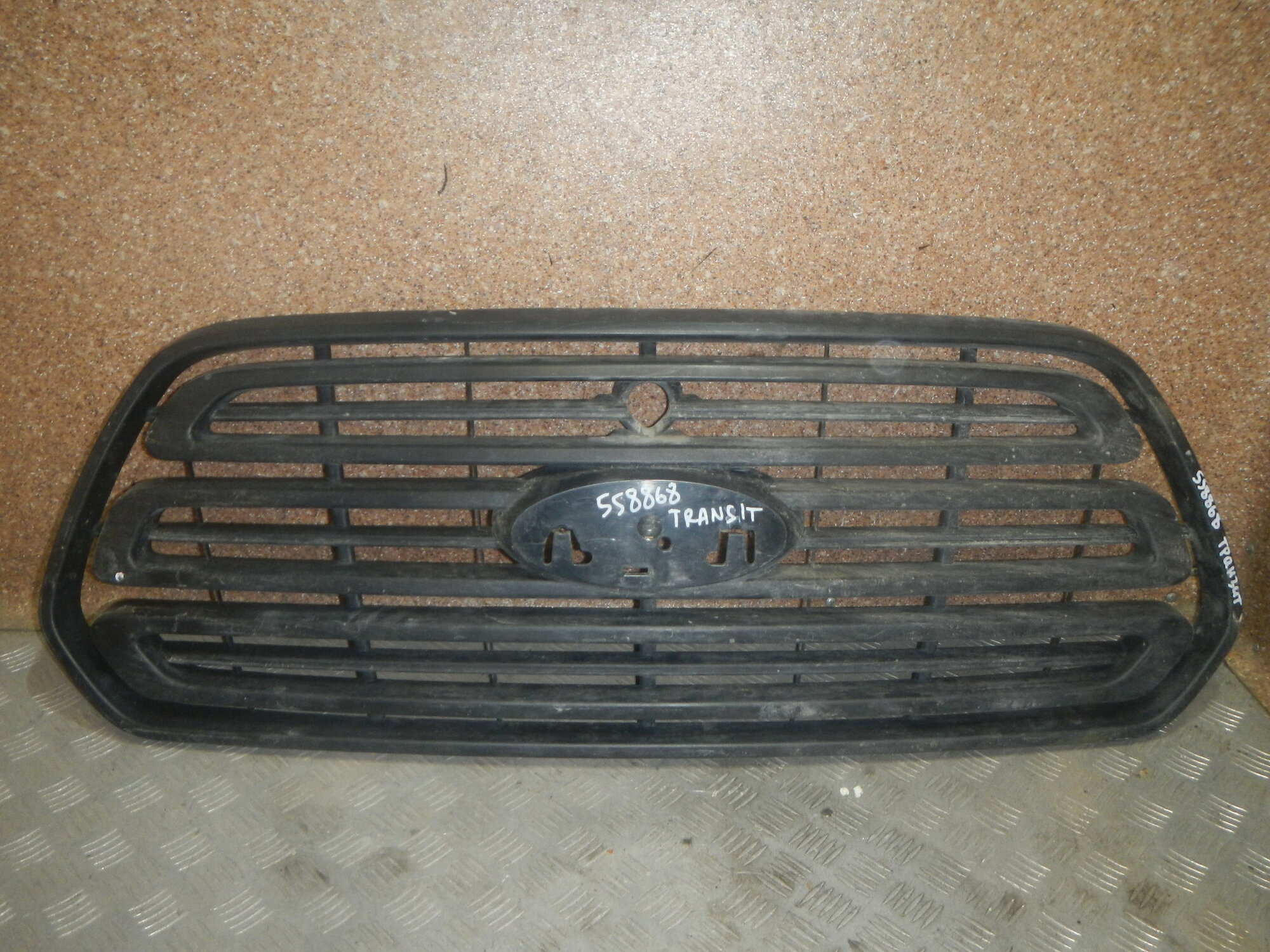 Б/У Решетка радиатора, Ford (Форд)-TRANSIT (14-) FORD TRANSIT (14-) Царапины, сломано крепление. 558868 FORD арт. BK3117...