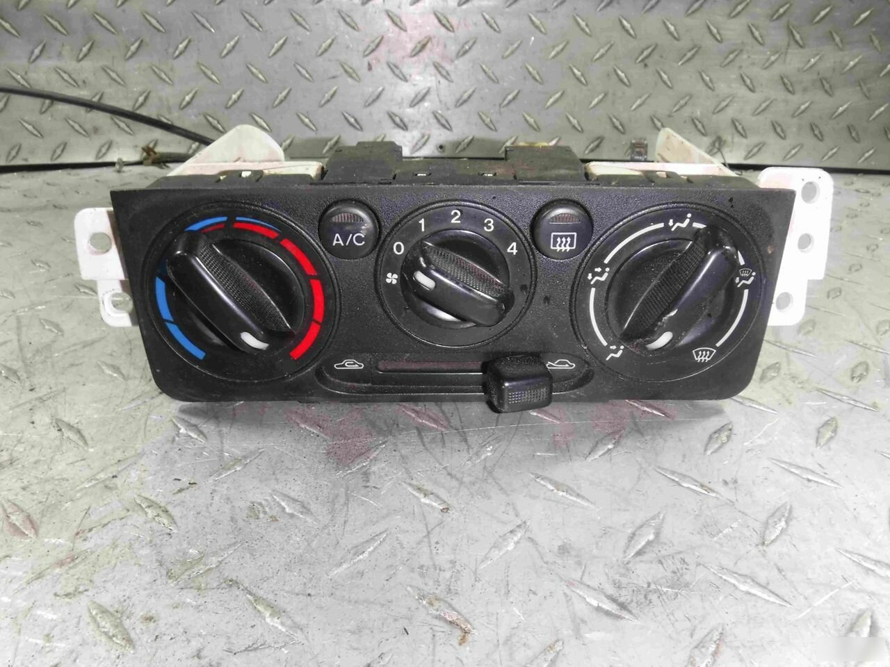 Блок управления отопителем Mazda Demio DW (1996—2003) D26761190C