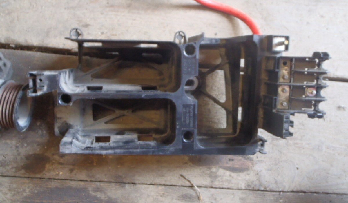 Крепление АКБ (корпус, крышка, подставка) Astra H / Family Opel 13110827