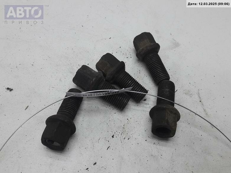 Болт колесный (гайка колесная) Volkswagen Passat B5