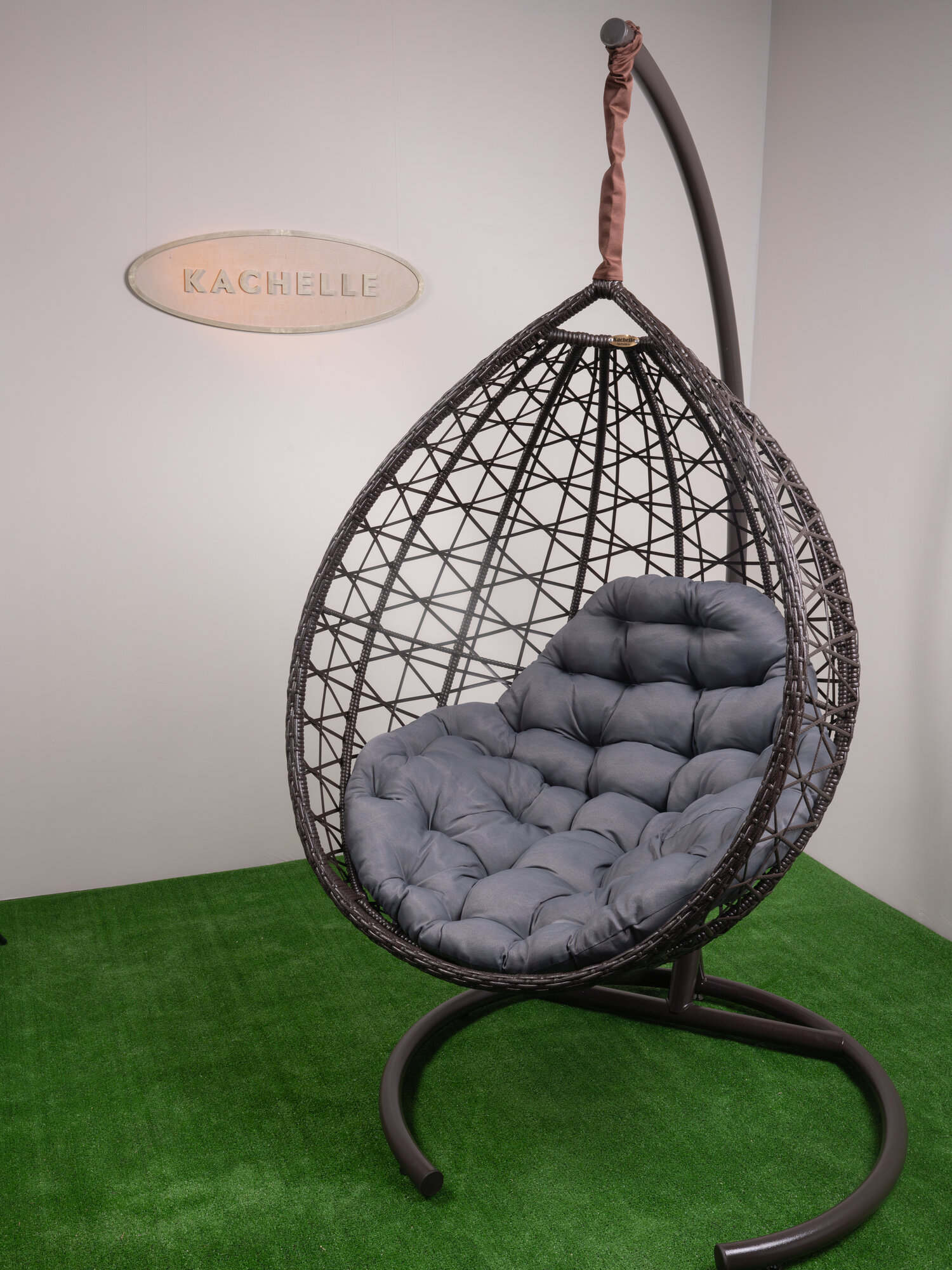 Подвесное кресло Kachelle с плетеным ротангом и стойкой из металла