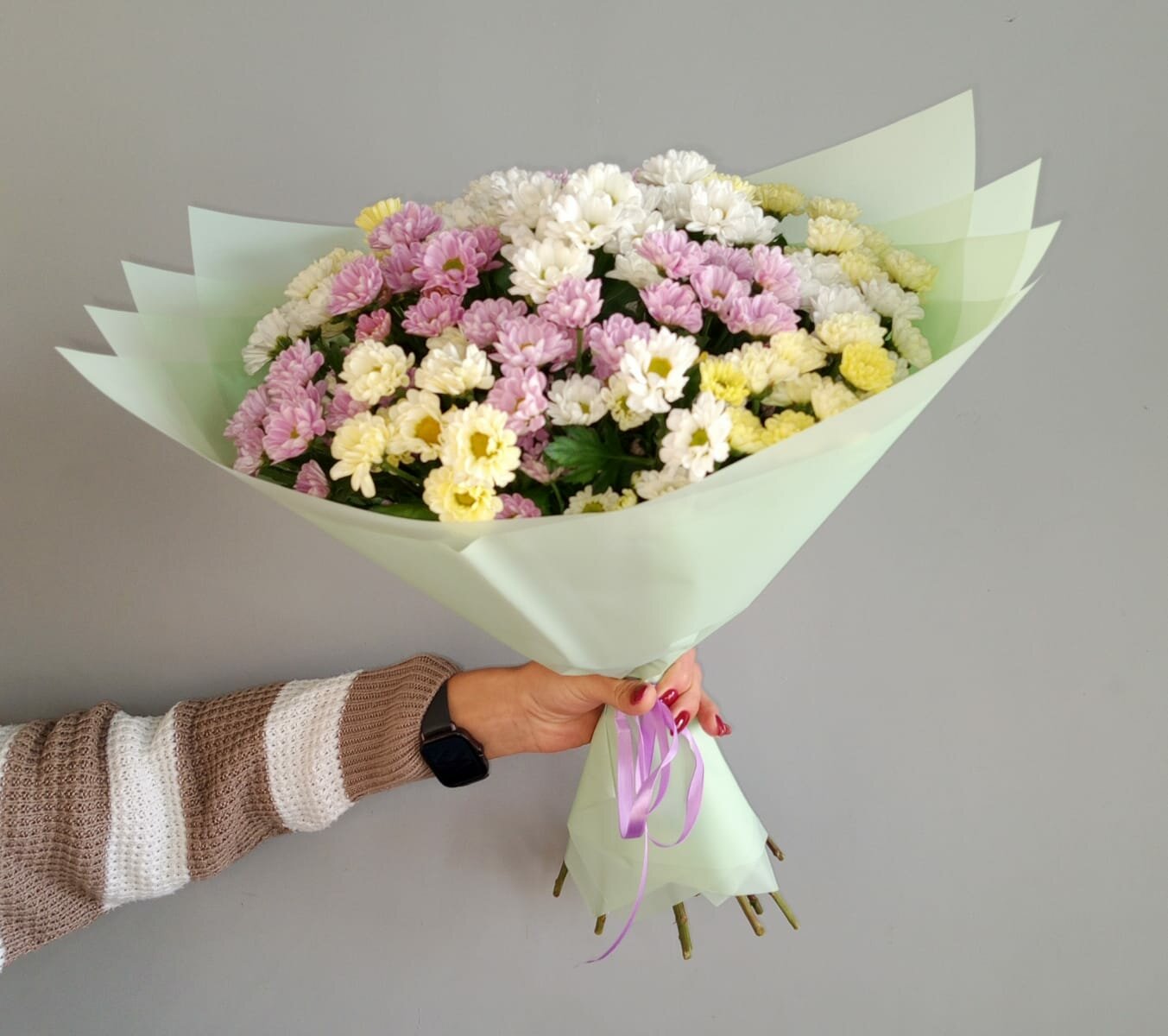 Монобукет из "Разноцветной ромашки", Сантини хризантемы,15 штук, высота 50 см