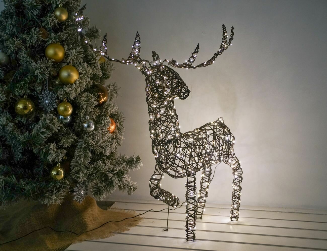 Светящийся олень звёздная грация, 300 тёплых белых мини LED-огней, 96х102 см, уличный, Kaemingk 493531