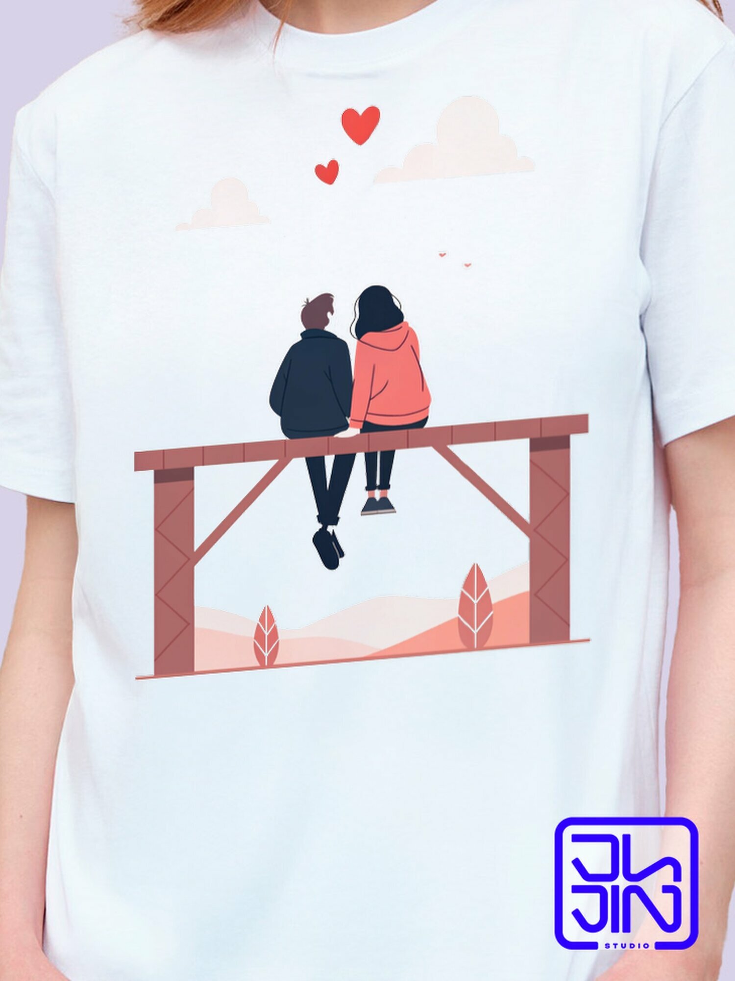 Футболка классическая женская с авторским принтом Минималистичная белая иллюстрация с розовой парой на мосту и красным сердцем, белый хлопковый трикотаж с прикольным рисунком на груди