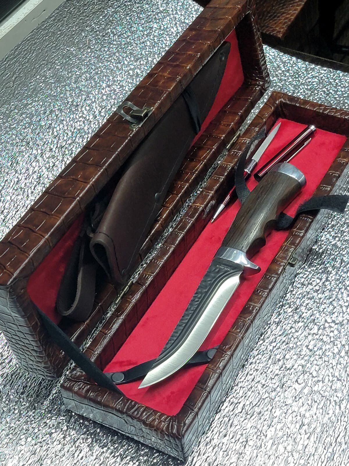 Нож туристический разделочный Волк в чехле ножнах и подарочный кожаный футляр , ручка нож. (Сталь 65х13; модель 6 )