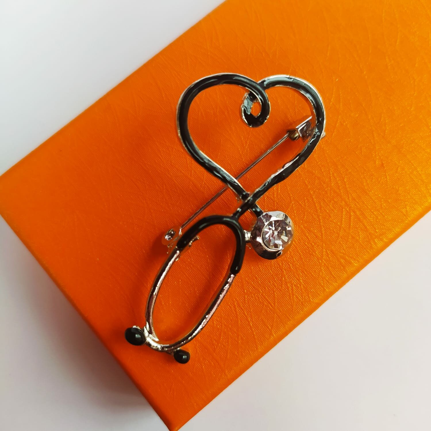 Брошь, эмаль, стразы