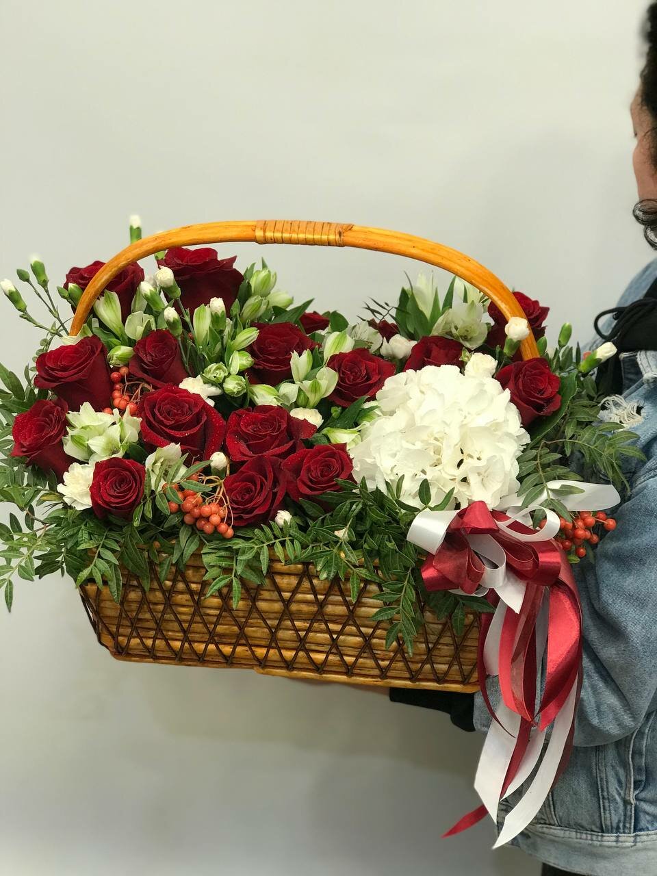 Корзина из красных роз «Пламенное сердце» - L (до 40 см)