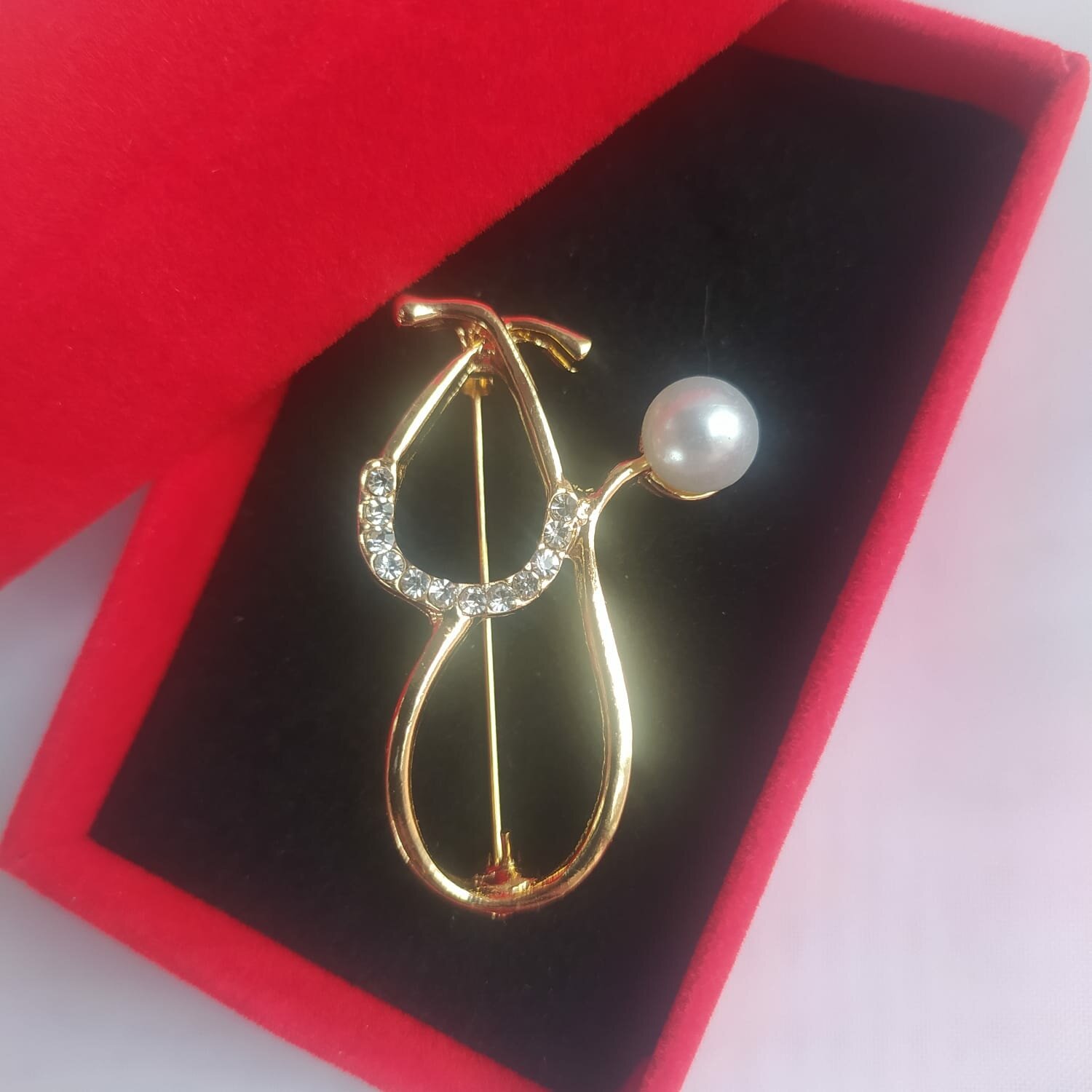 Брошь, стразы, пластик