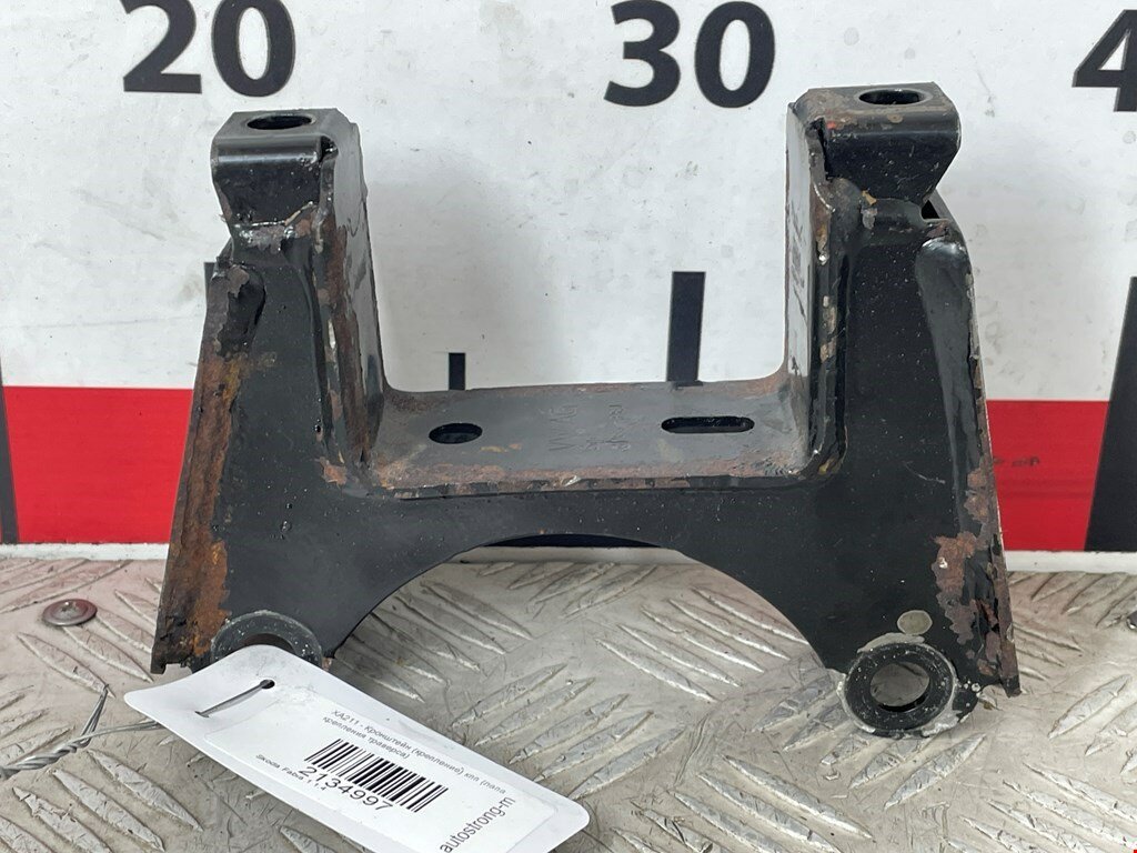 Кронштейн (крепление лапа траверса) кпп Skoda Fabia 1 арт. 2134997