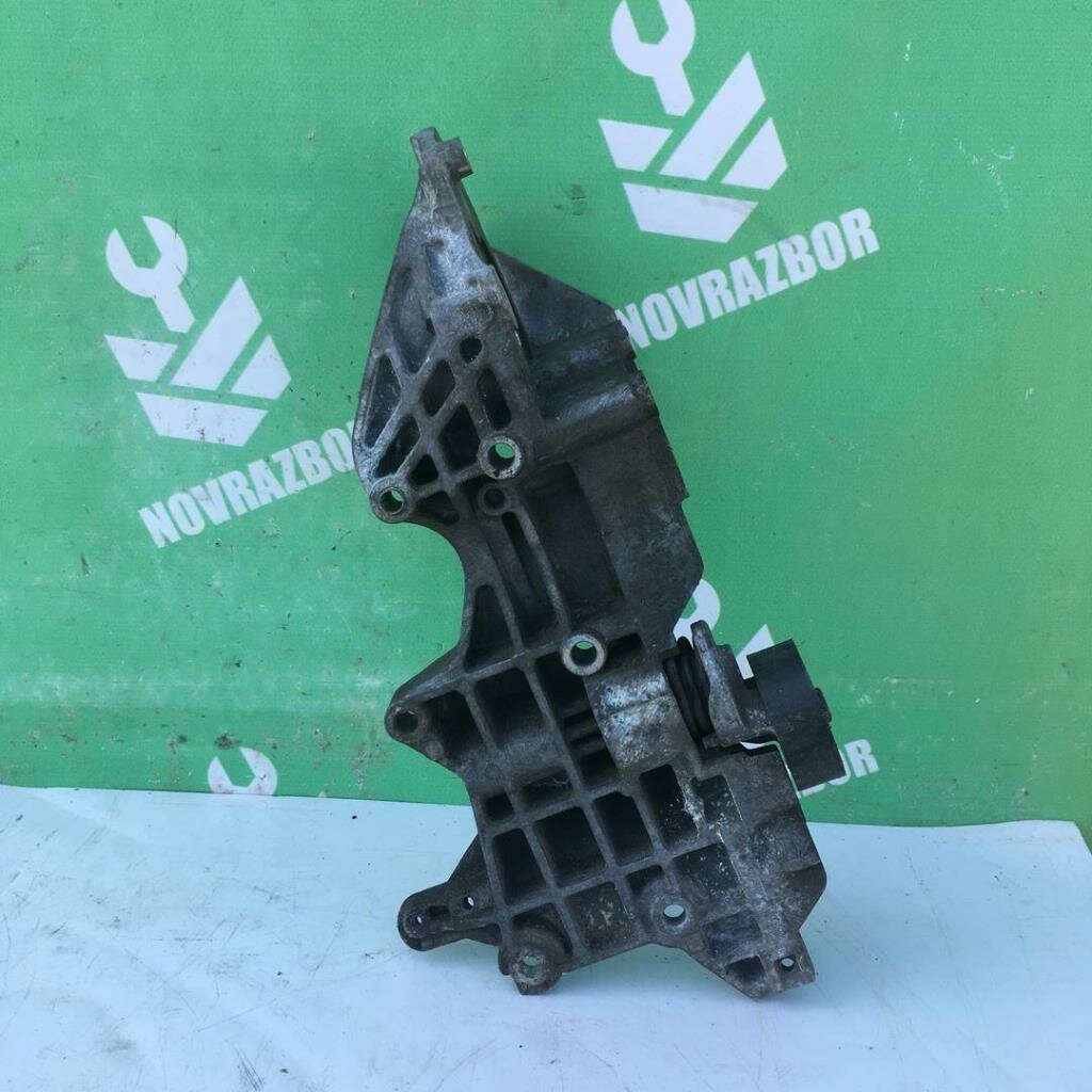 Кронштейн генератора VW Passat B6 05-10