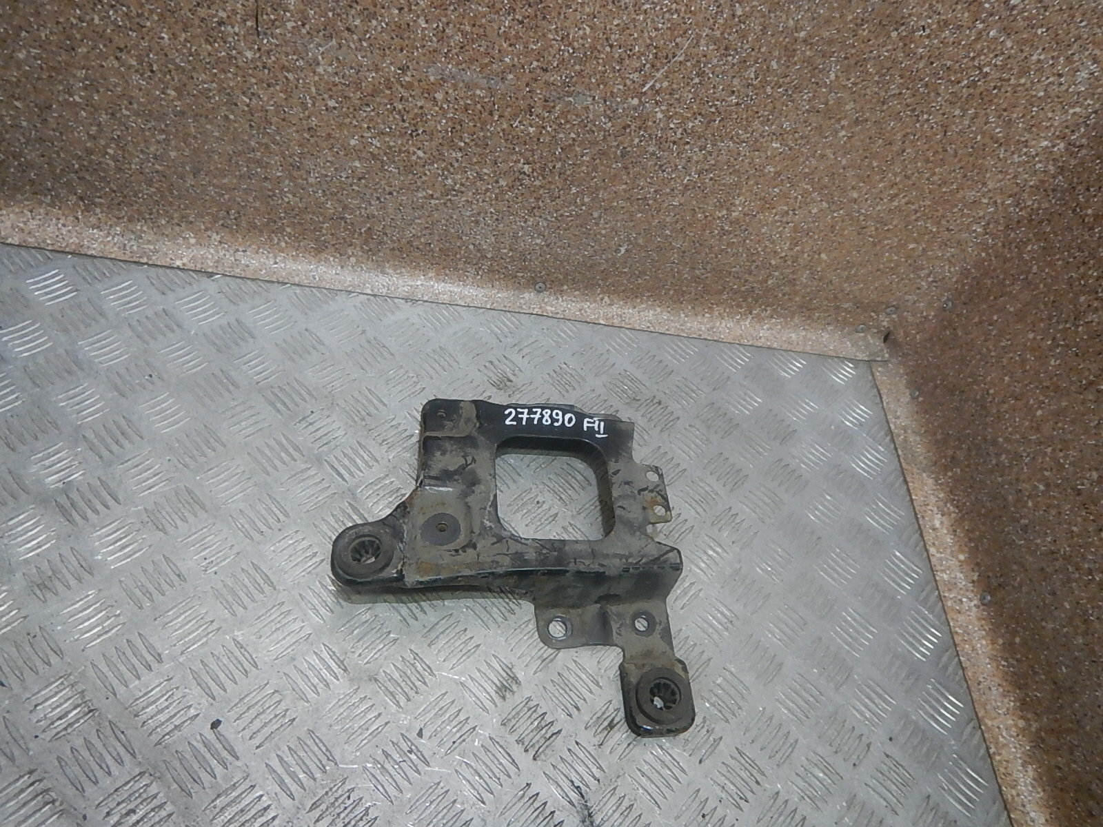 Б/У Крепление АКБ (корпус/подставка), Ford (Форд)-FOCUS 2 (08-11) FORD FOCUS 2 (08-11) Без повреждений. 277890 FORD арт....