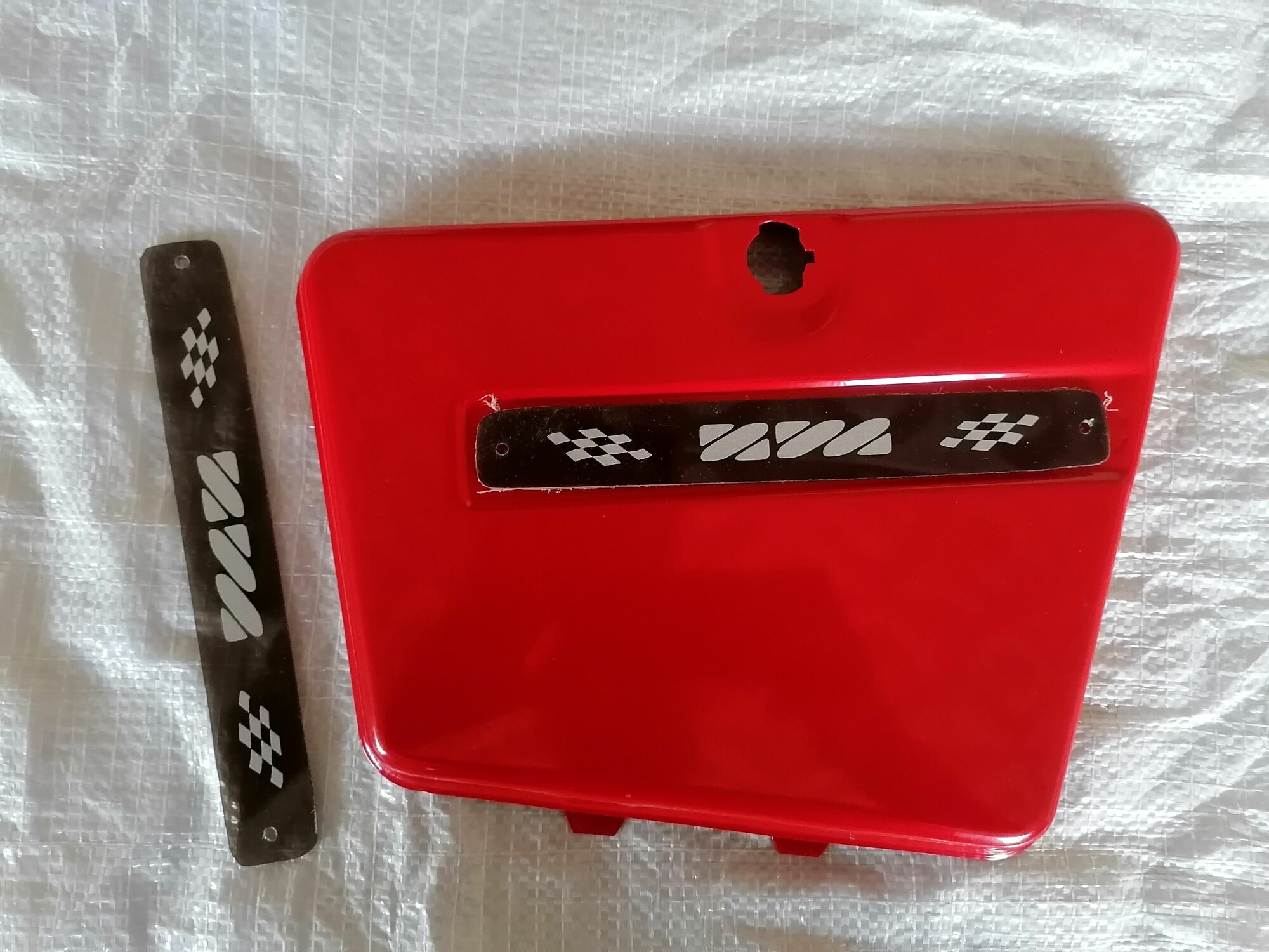 Эмблемы бардачка ИЖ Юпитер Планета 5 пара