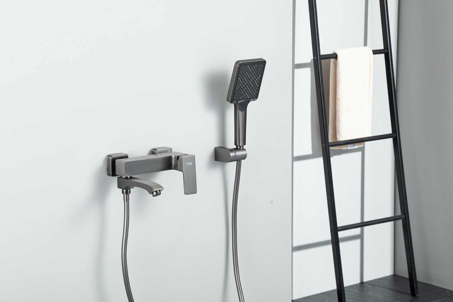 Смеситель для ванны Frap F3276-9, латунный, с аэратором, поворотный излив