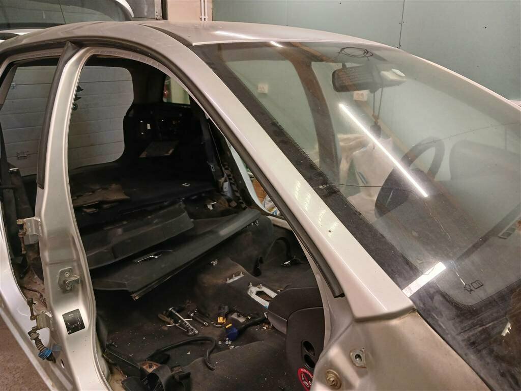 Стойка передней двери Opel Astra H / Family 2004 >