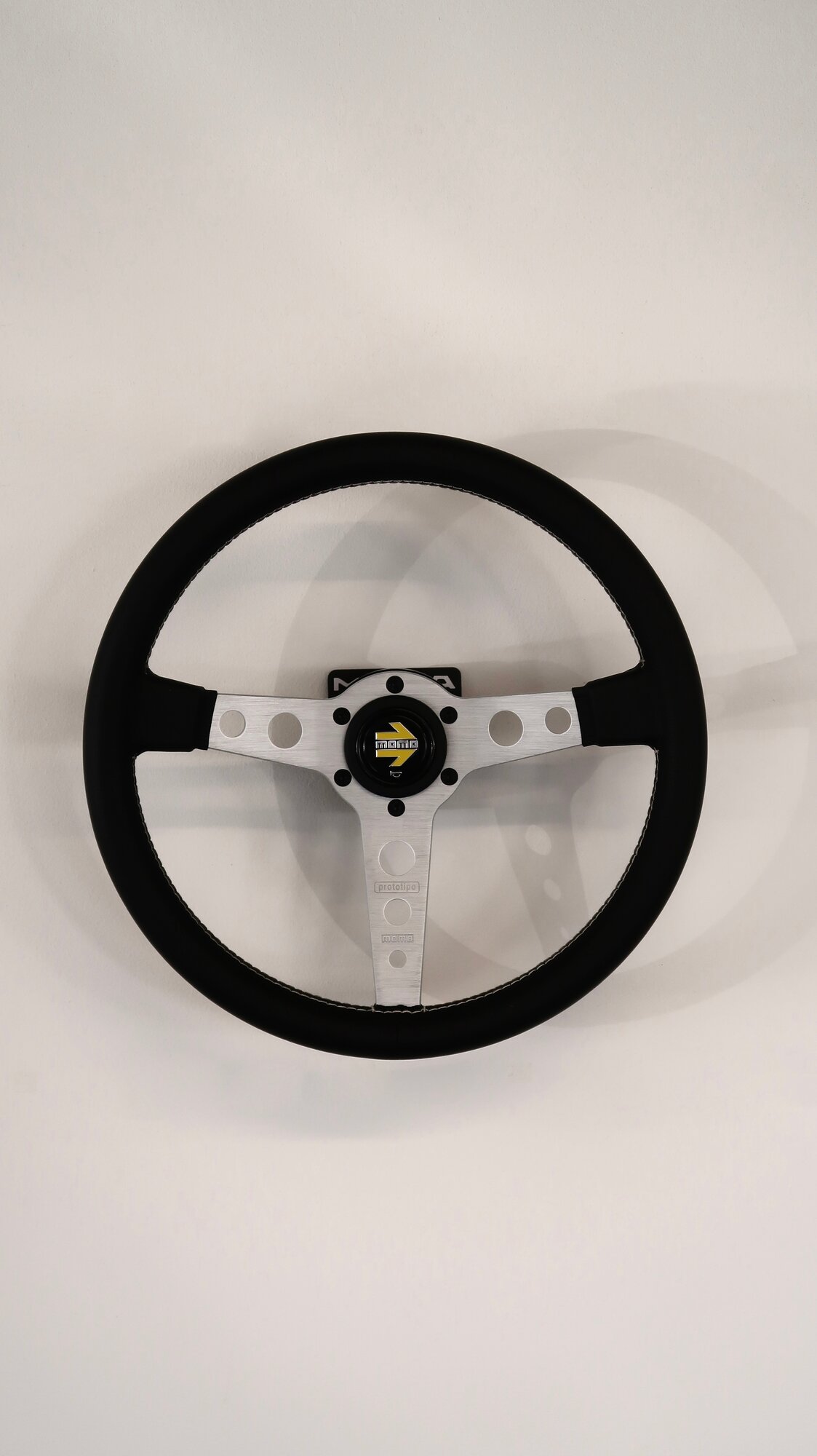 Спортивный руль серебристый Momo + Moza quick release для баз Moza