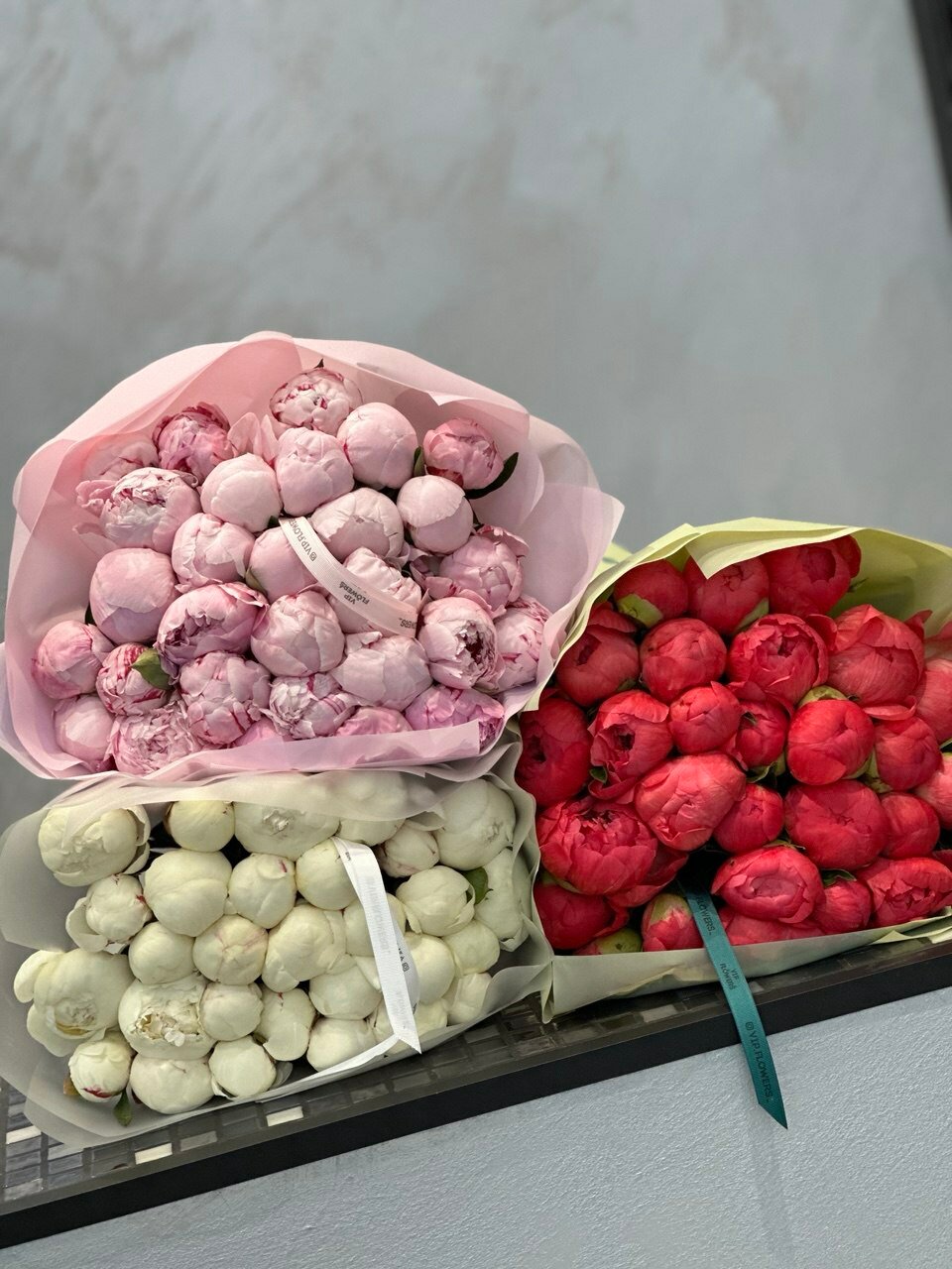 Пионы - это цветы, которые радуют глаз своим разнообразием оттенков. В ассортименте представлены букеты пионов разных цветов