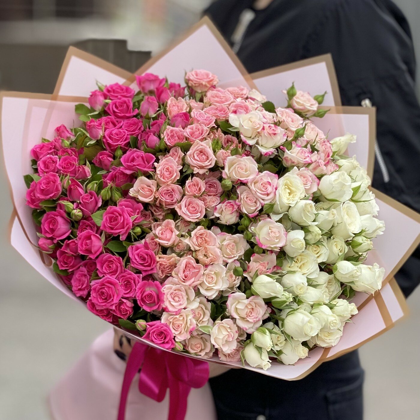 Букет из 35 кустовых роз Эмоции Любви, премиум качества, размер XL