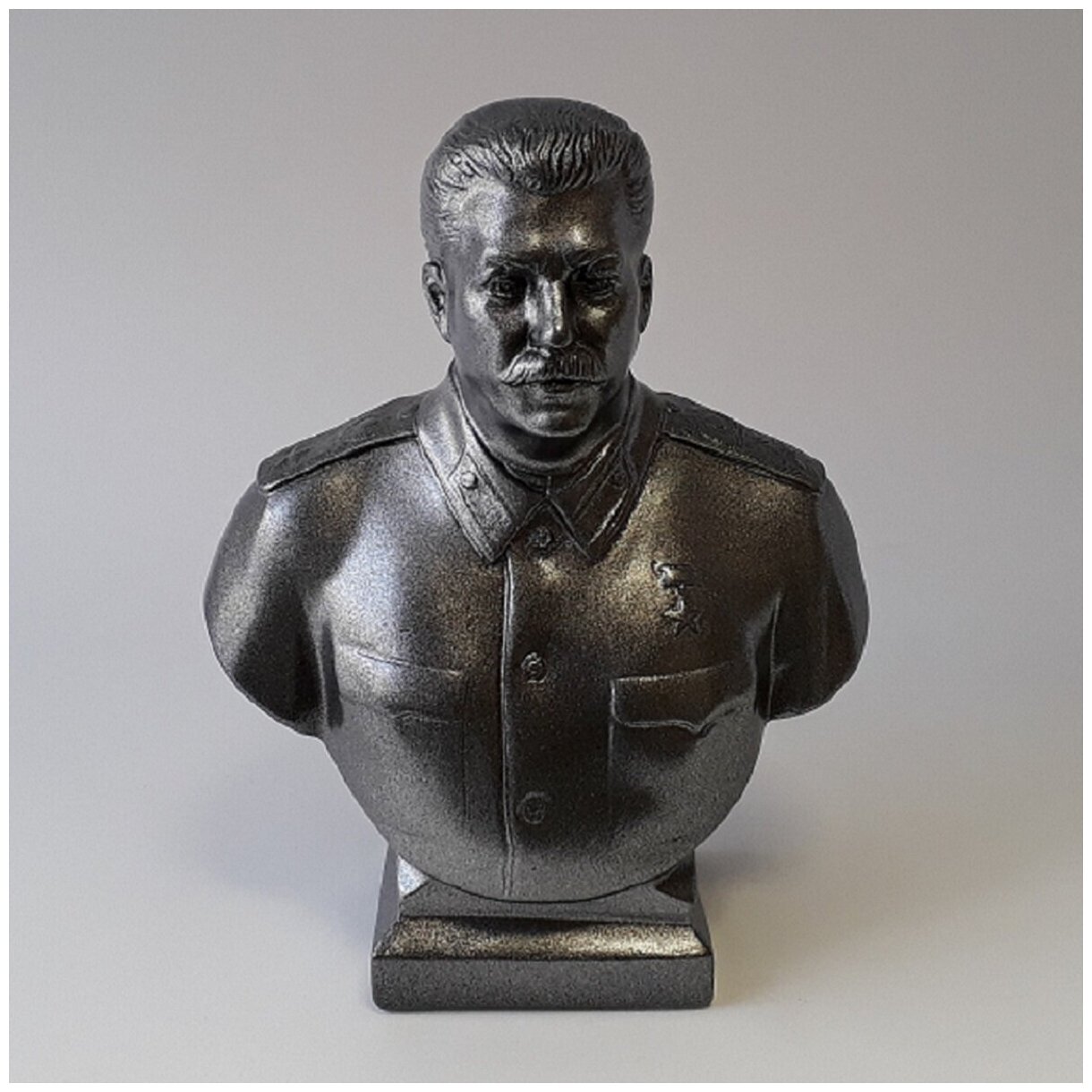 Статуэтка бюст политический деятель И. В. Сталин. Высота 16см. Гипс. Цвет металлик. Подарок руководителю в кабинет, учителю истории на день рождения, мужчине на юбилей.
