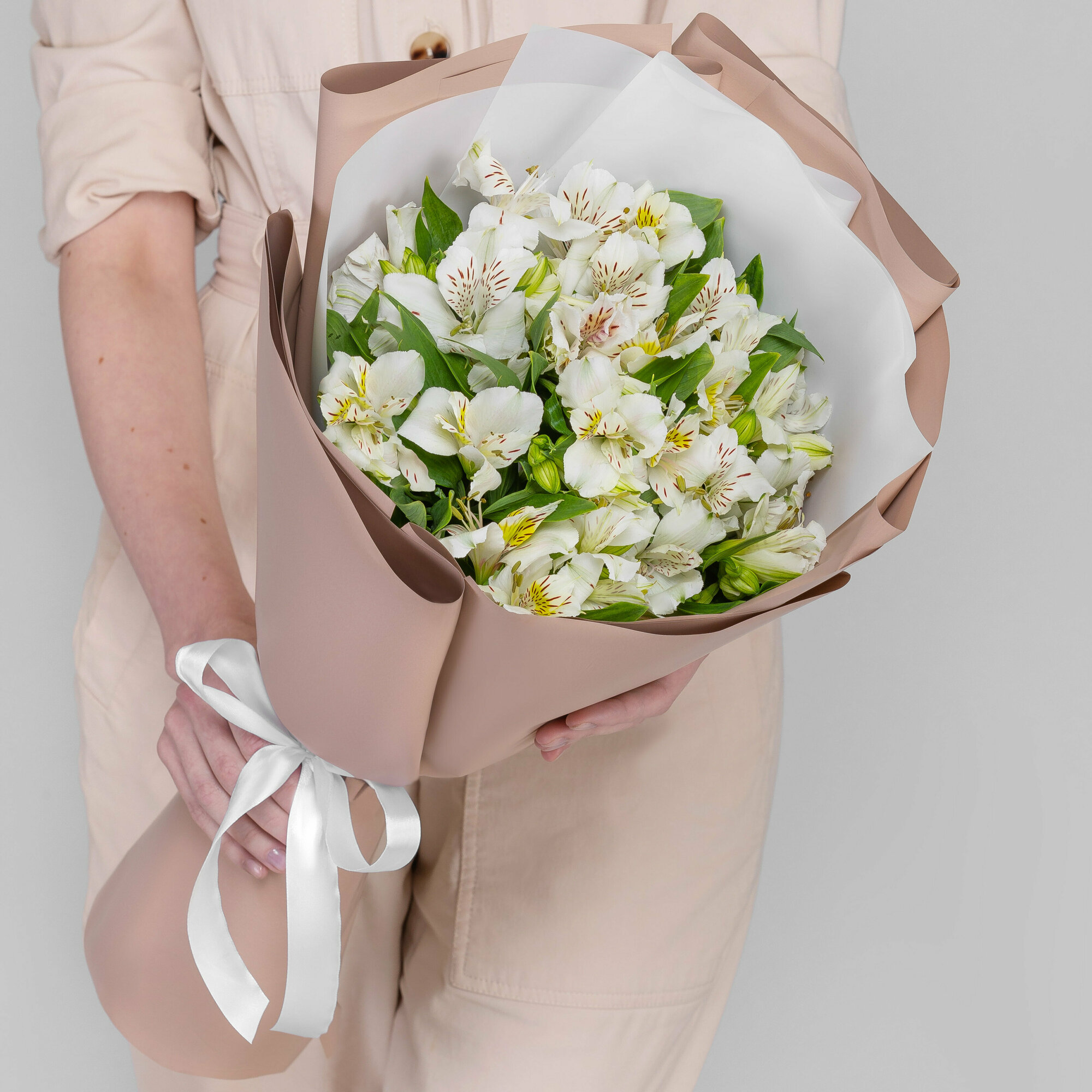 Букет Мегацвет24 "Белые Альстромерии", 25 цветов, дизайнерская упаковка