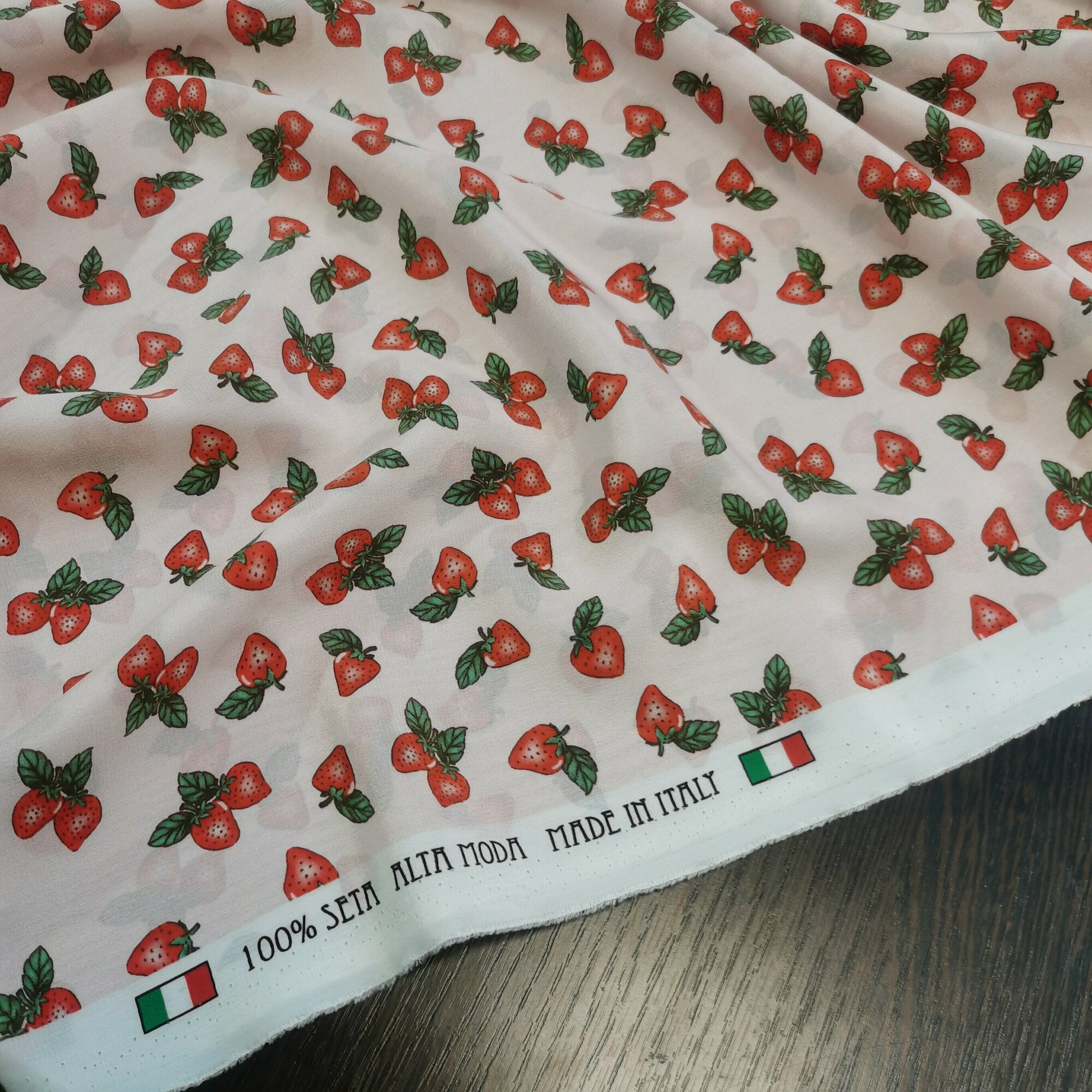 Ткань шелк . Плательный креп из натурального шелка, производство Италия