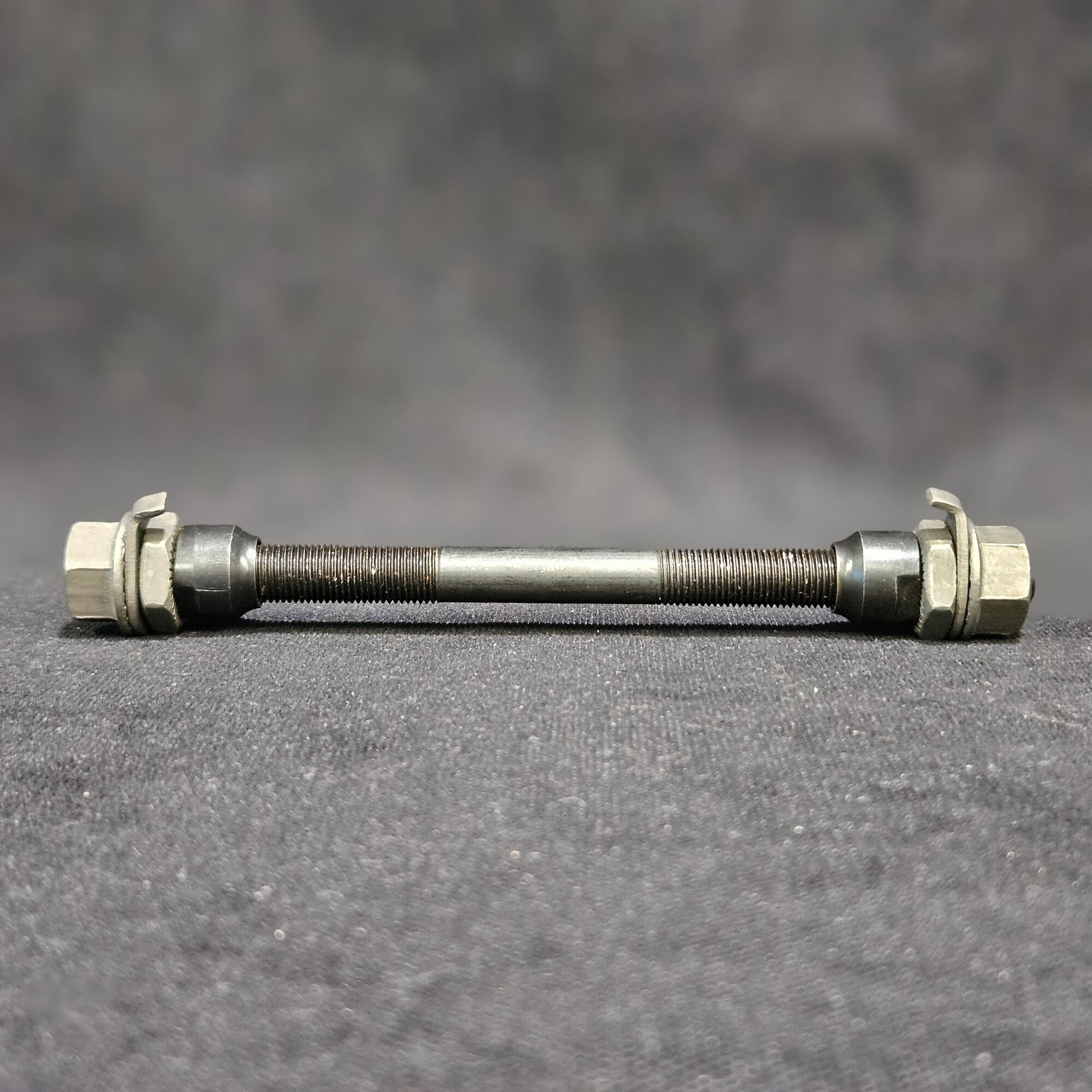 Ось kenli KL-901F, для переднего колеса под гайки, 3/8" дюйма, 150 (100) мм