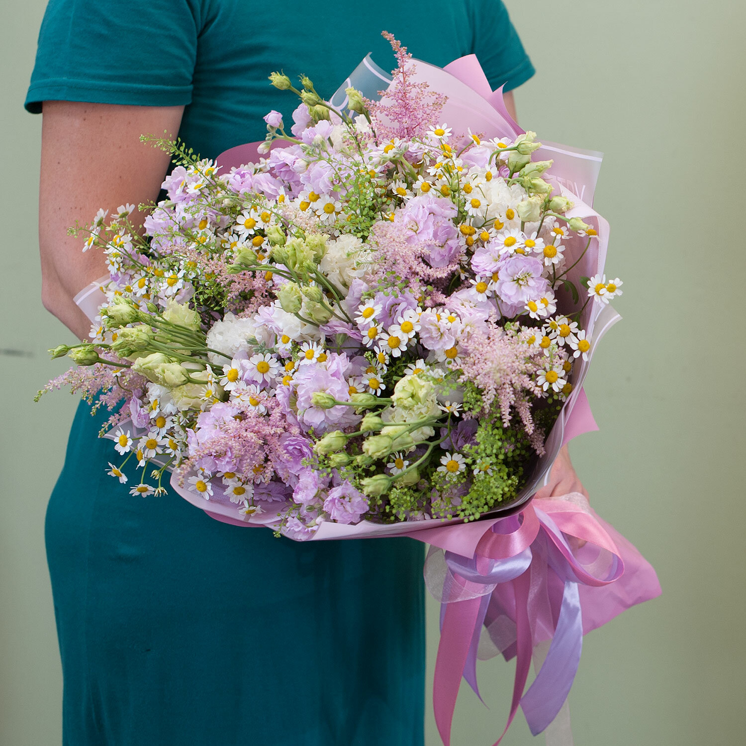 Букет "Воплощённая элегантность", от Charlotte, 5 цветов, 40 см