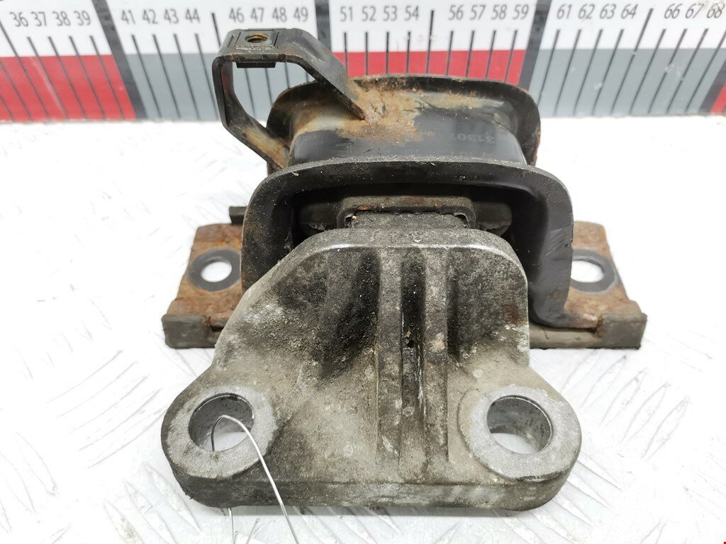 Подушка (опора) крепления двигателя Opel Corsa D 13130745 арт. 1997551