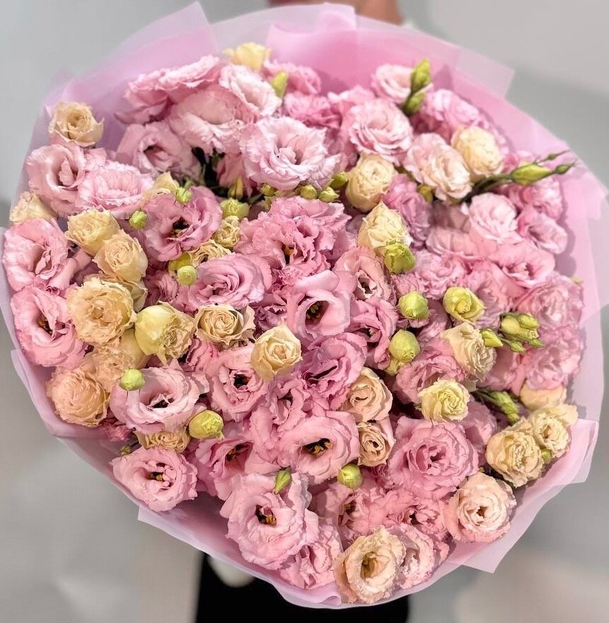 Большой букет из нежной розовой французской эустомы от FlowersGo с экспресс доставкой до двери