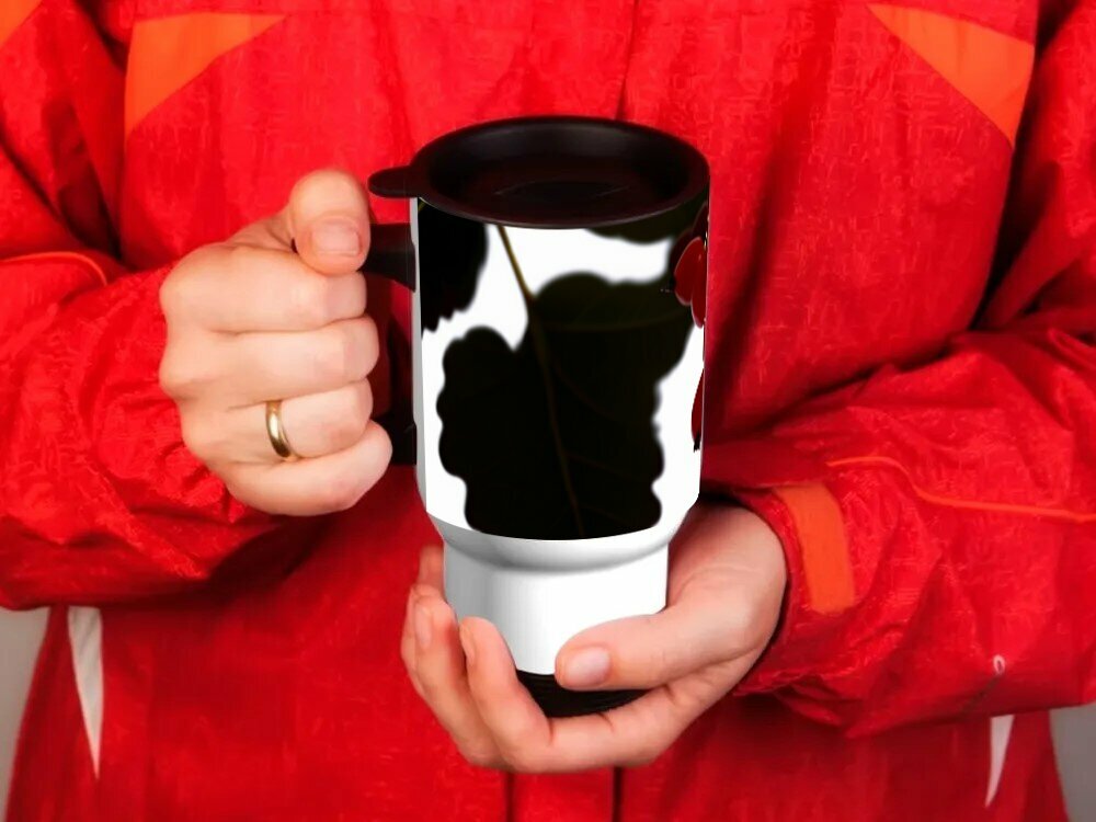 Тремокружка для авто с принтом "Ягодная ветка красной смородины на фоне темных листьев, с яркими, блестящими ягодами и детализированными листьями, создающими контраст между." 0.5 л.