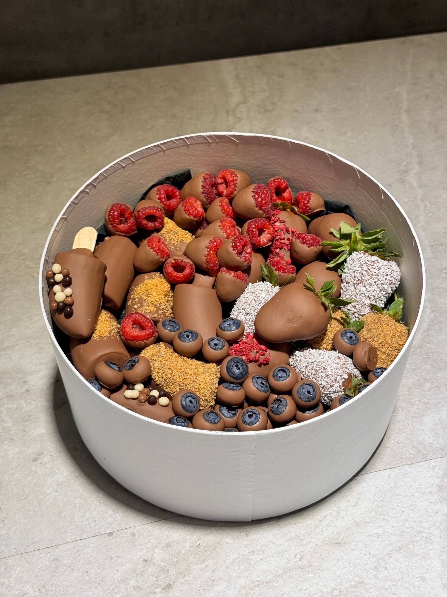 Большой набор из клубники в молочном бельгийском шоколаде, свежая голубика, малина, половинка банана в шоколаде