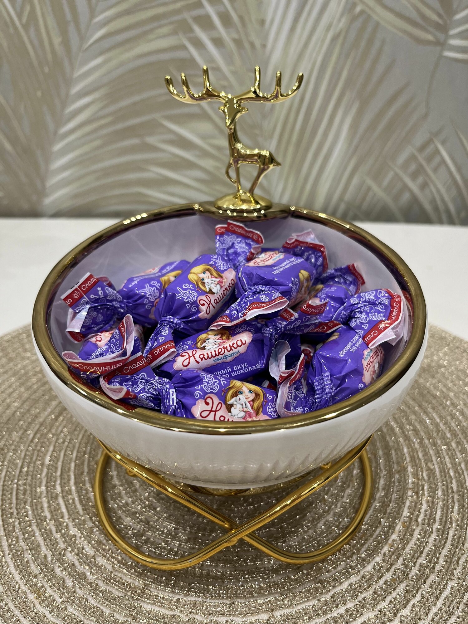 Конфетница и ключница белая с оленем стильный аксессуар для хранения ключей, конфет и мелочи, украшение интерьера в элегантном дизайне