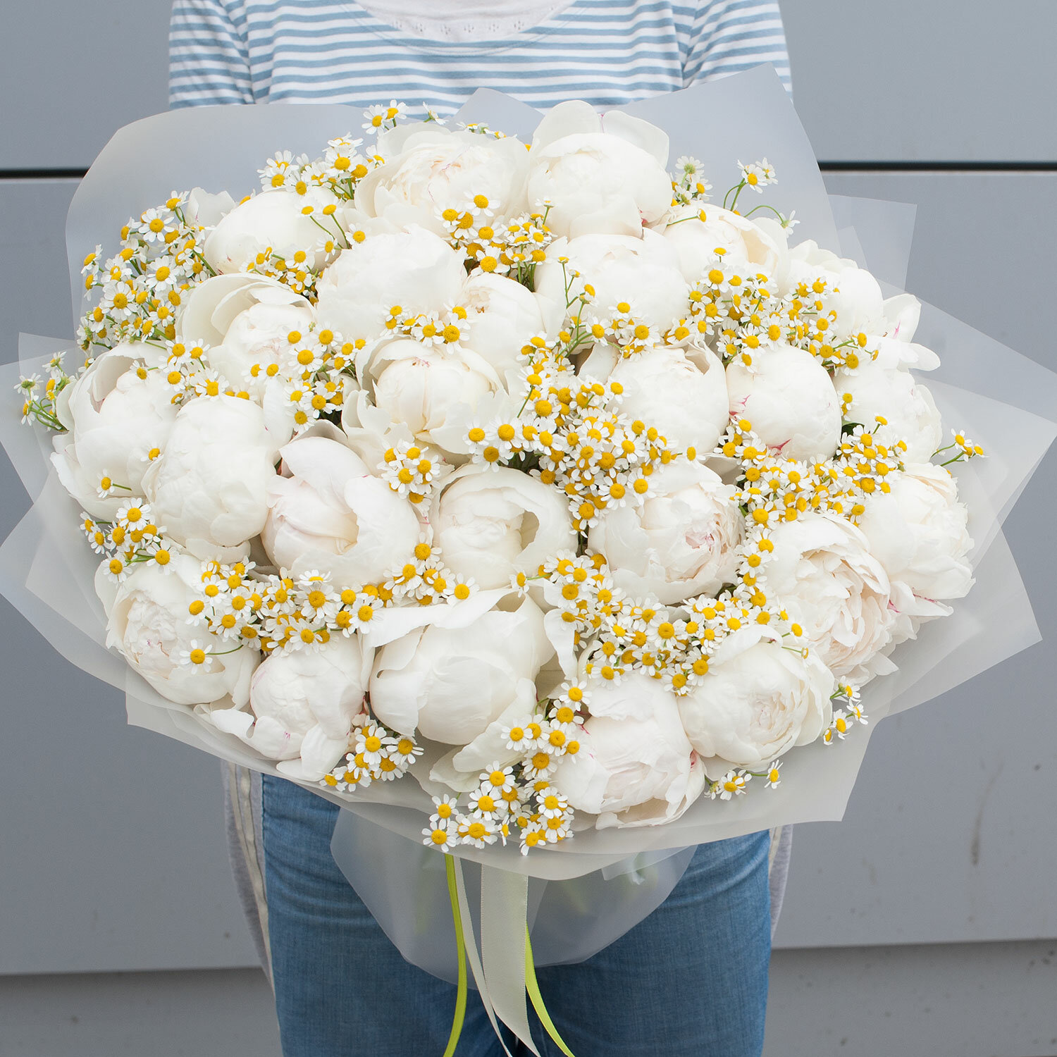 Букет "Юнона", пионы, ромашки, белый, в пленке, высота букета 50 см