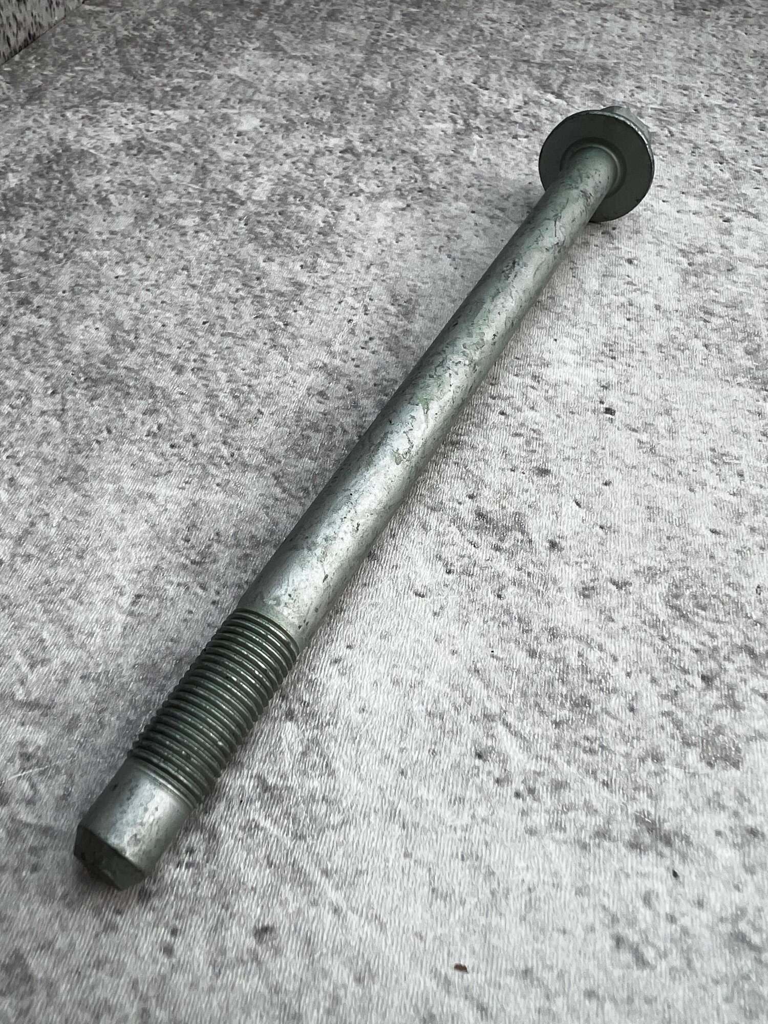 Болт заднего амортизатора верхний Solaris/Rio 2011 - 2017 года, артикул : 553932K000 М12 х 1,25 38, 1 шт.