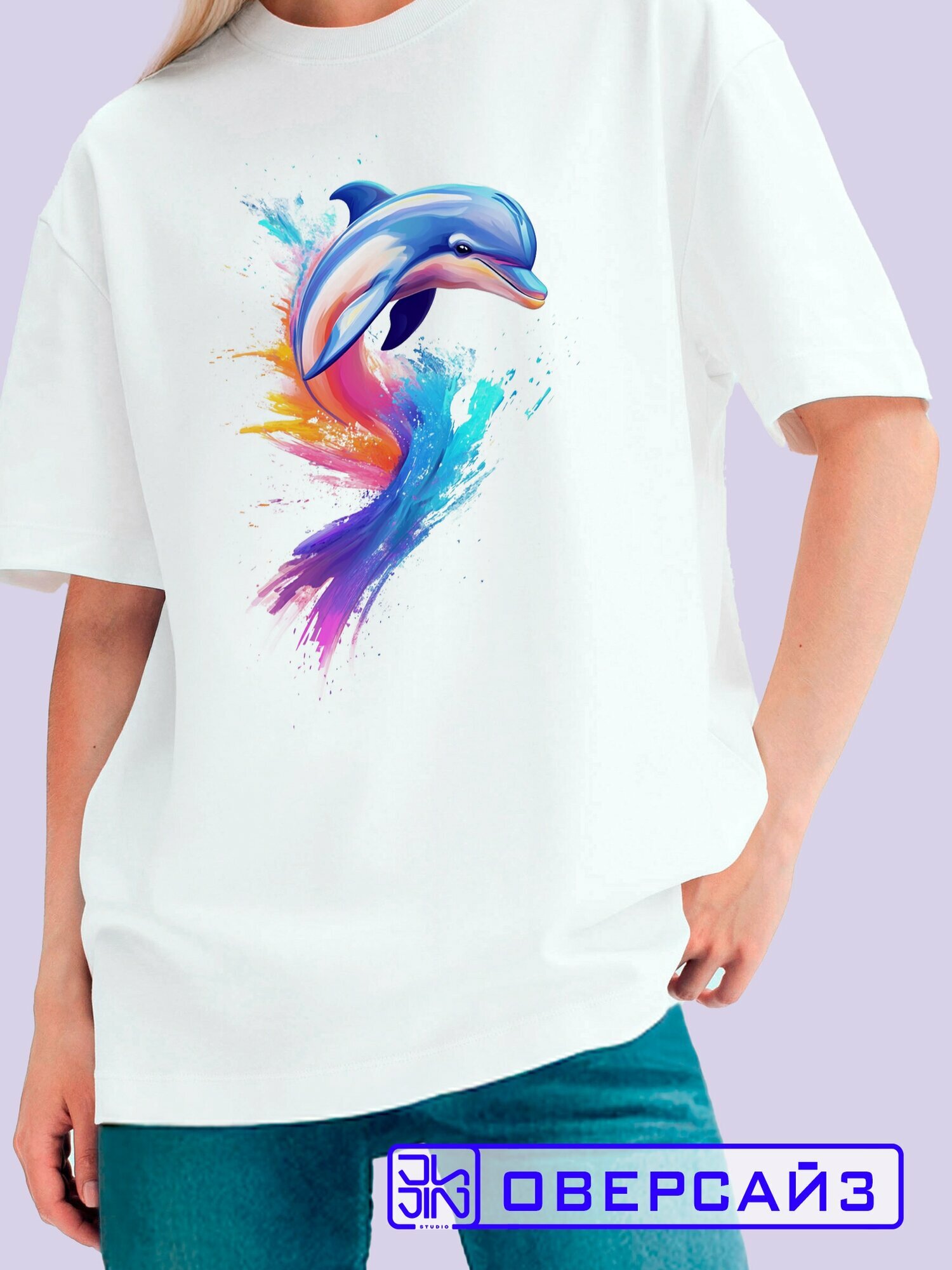 Футболка оверсайз женская с принтом Синий, голубой дельфин с яркой, динамичной волной океана в оригинальном стиле, белый хлопковый трикотаж с прикольным рисунком на груди