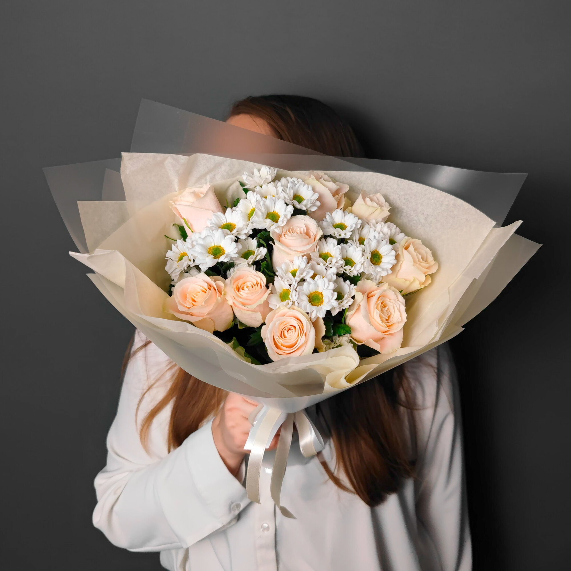 Цветы / Букет «Тёплый свет» — розы и хризантема сантини в кремовой упаковке