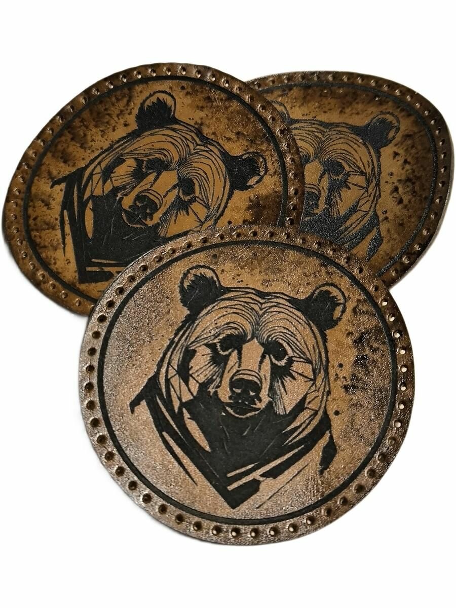 Нашивка кожаная с лазерной гравировкой медведь 74 мм