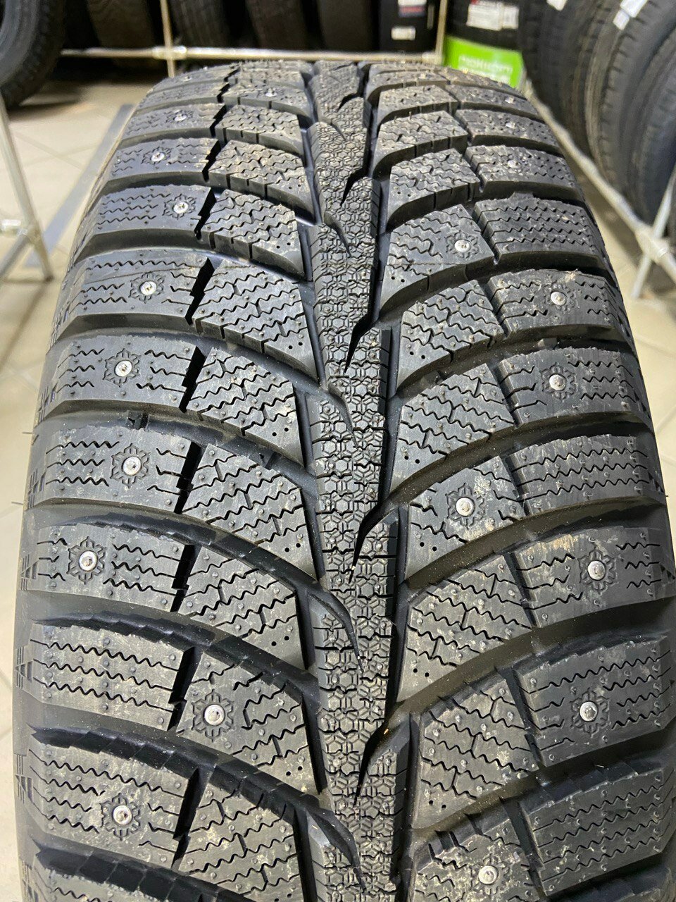 Шины зимние, шипованные R-16 205/60 Laufenn i FIT ICE LW71 96T Ш