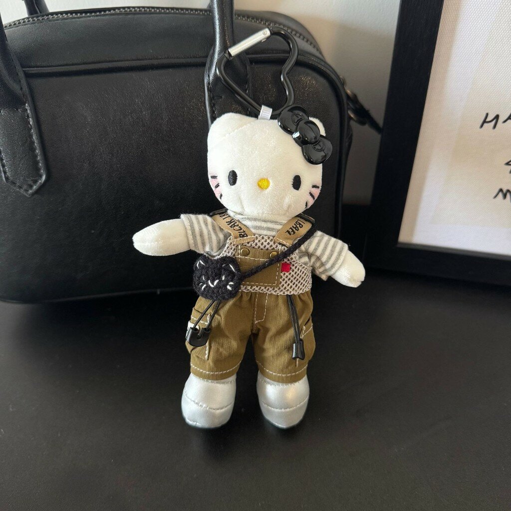 Брелок кошка плюшевый с сменной одеждой для рюкзака и сумки стиль 16