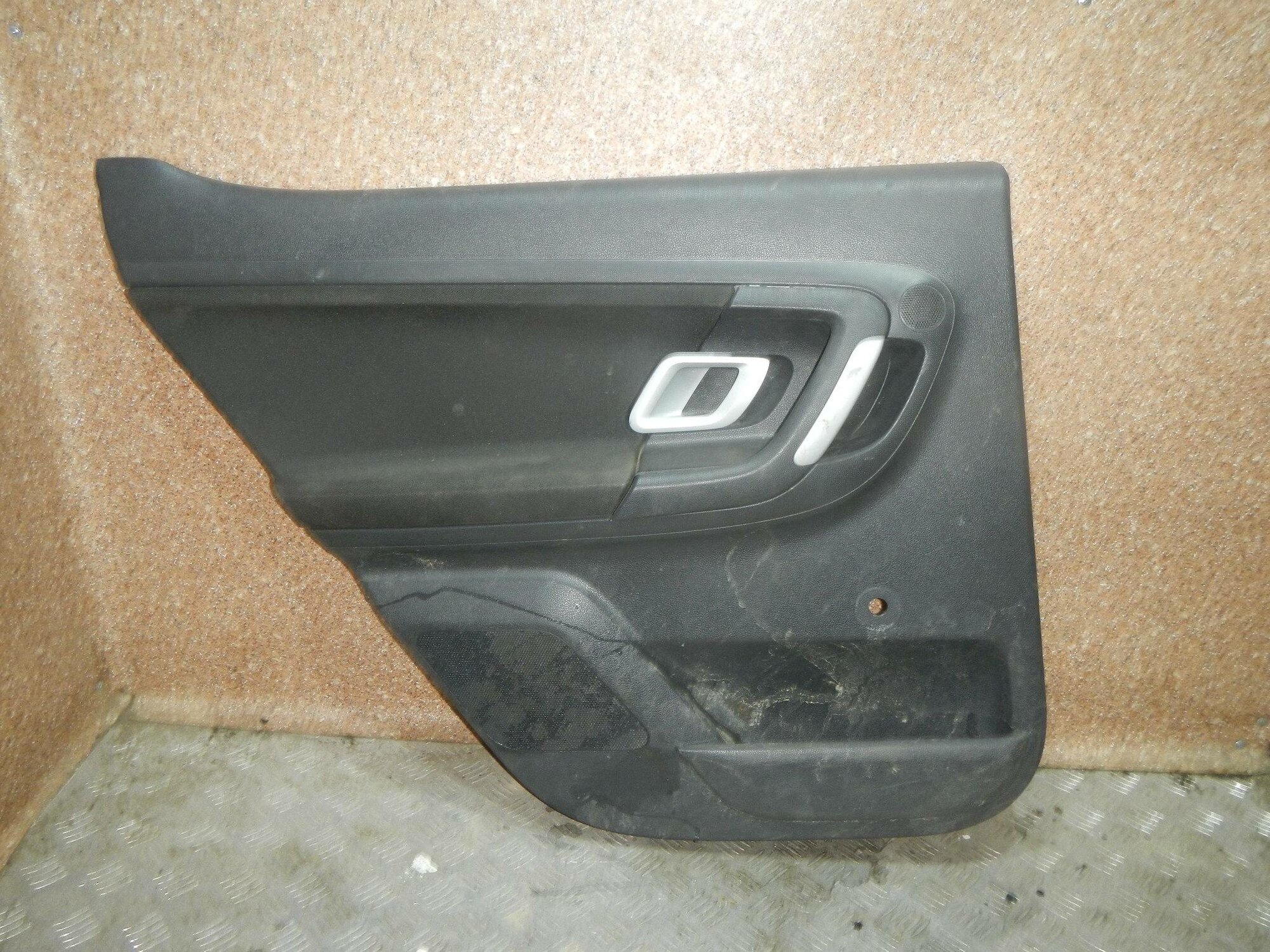 Б/У Обшивка двери задней левой, Skoda (Шкода)-FABIA (07-) SKODA FABIA (07-14) Под мех.стекл.подъемник. Царапины.потертост...
