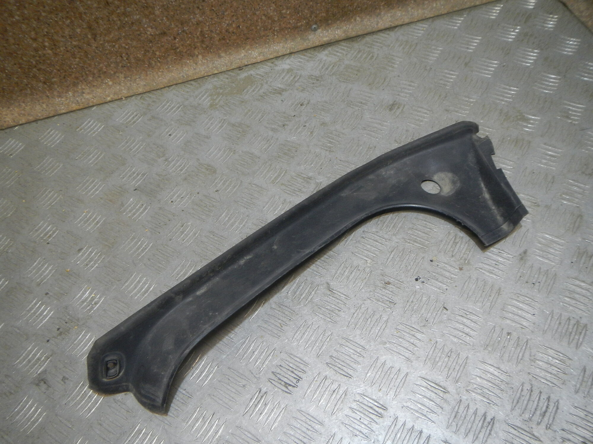 Б/У Накладка (кузов внутри), Audi (Ауди)-A8 (D4) (11-18) AUDI A8 (D4) (11-18) водосток багажника левый Царапины. 526735 V...